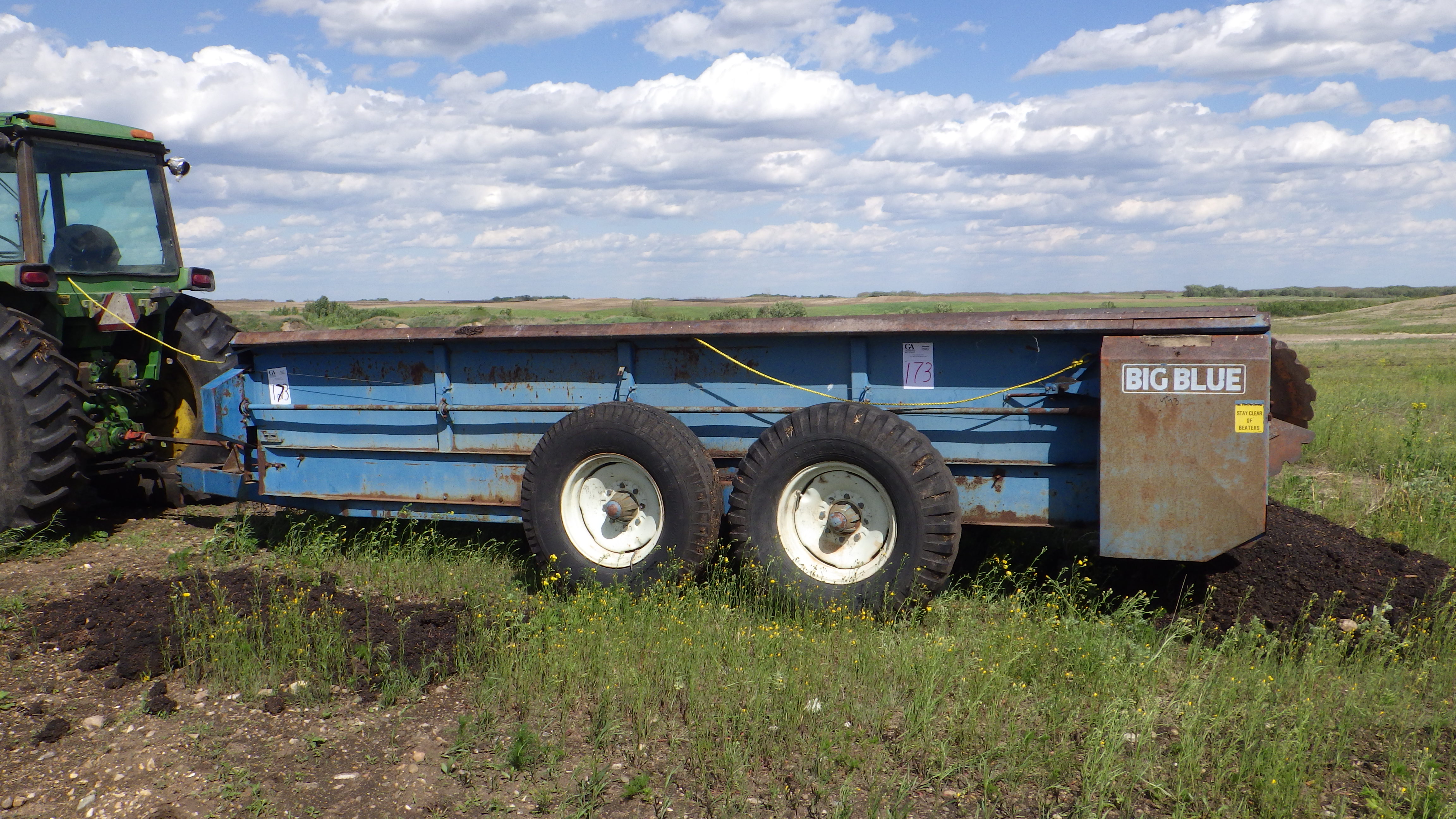 Big Blue manure spreader 20' dual wheels, chain needs repair