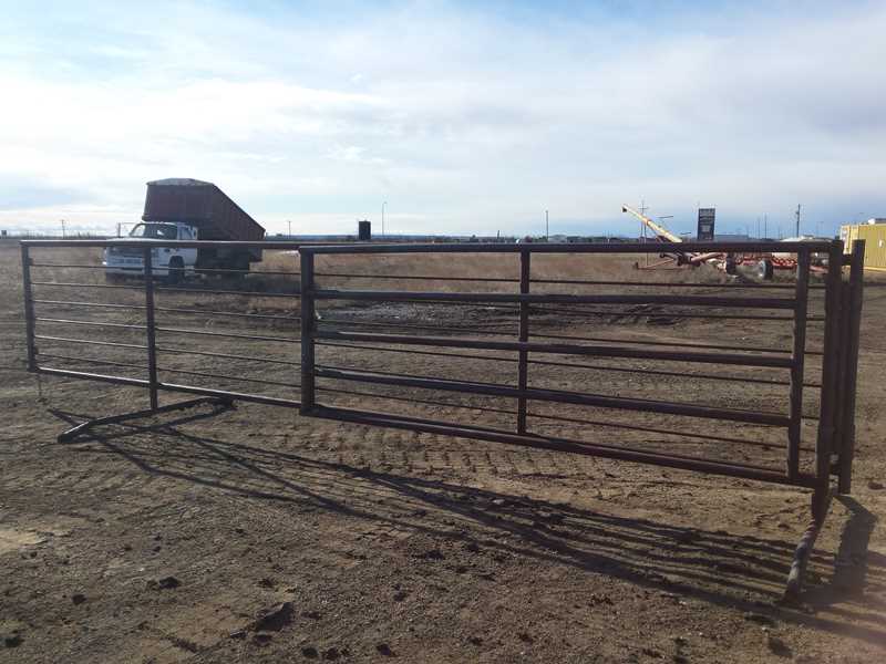 24 ft Free Standing Pipe & Sucker Rod Corral Panels 12 ft gate