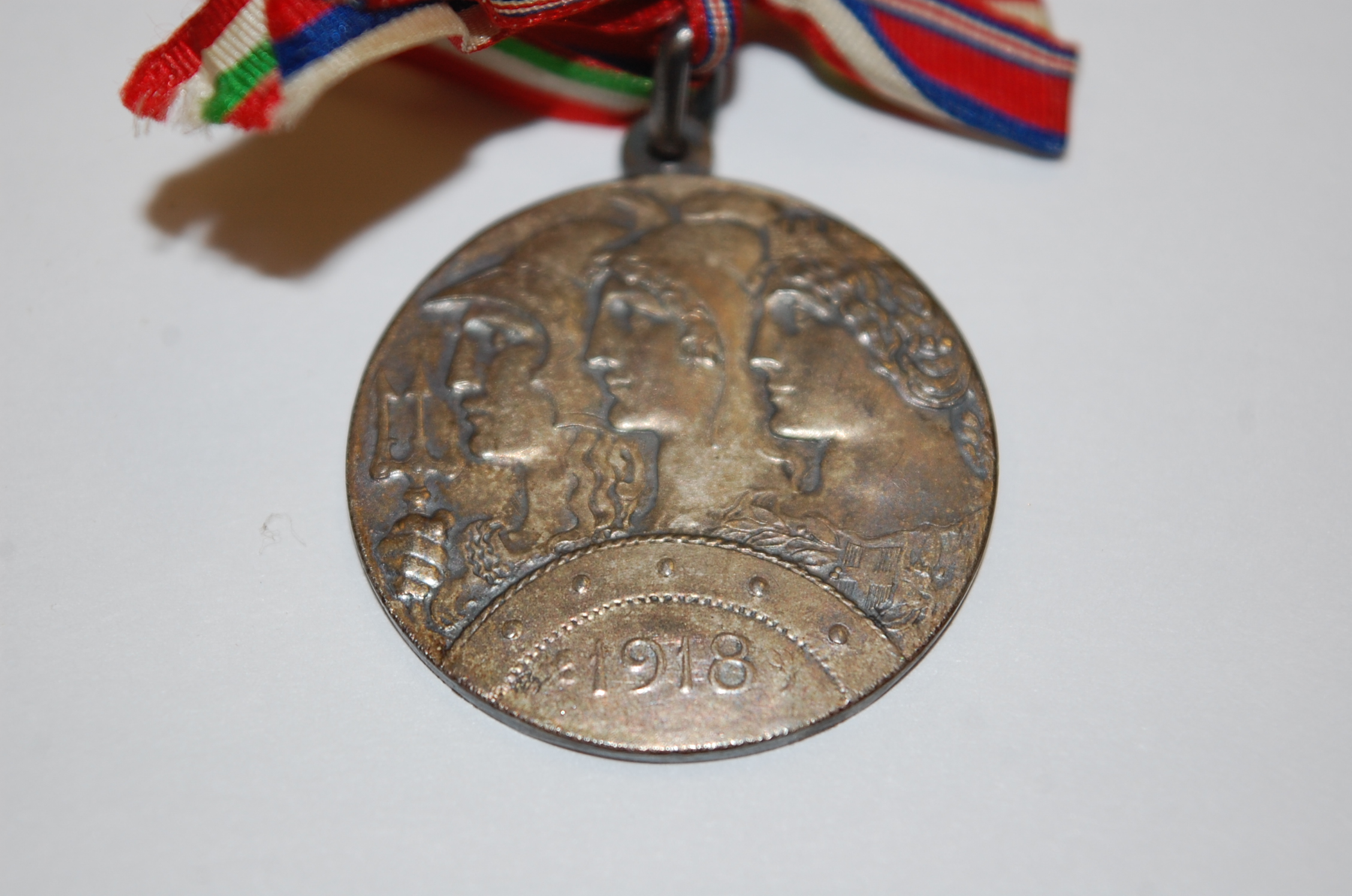 An Italian silver Medal of Military Valor, boxed, together with a 1918 ...