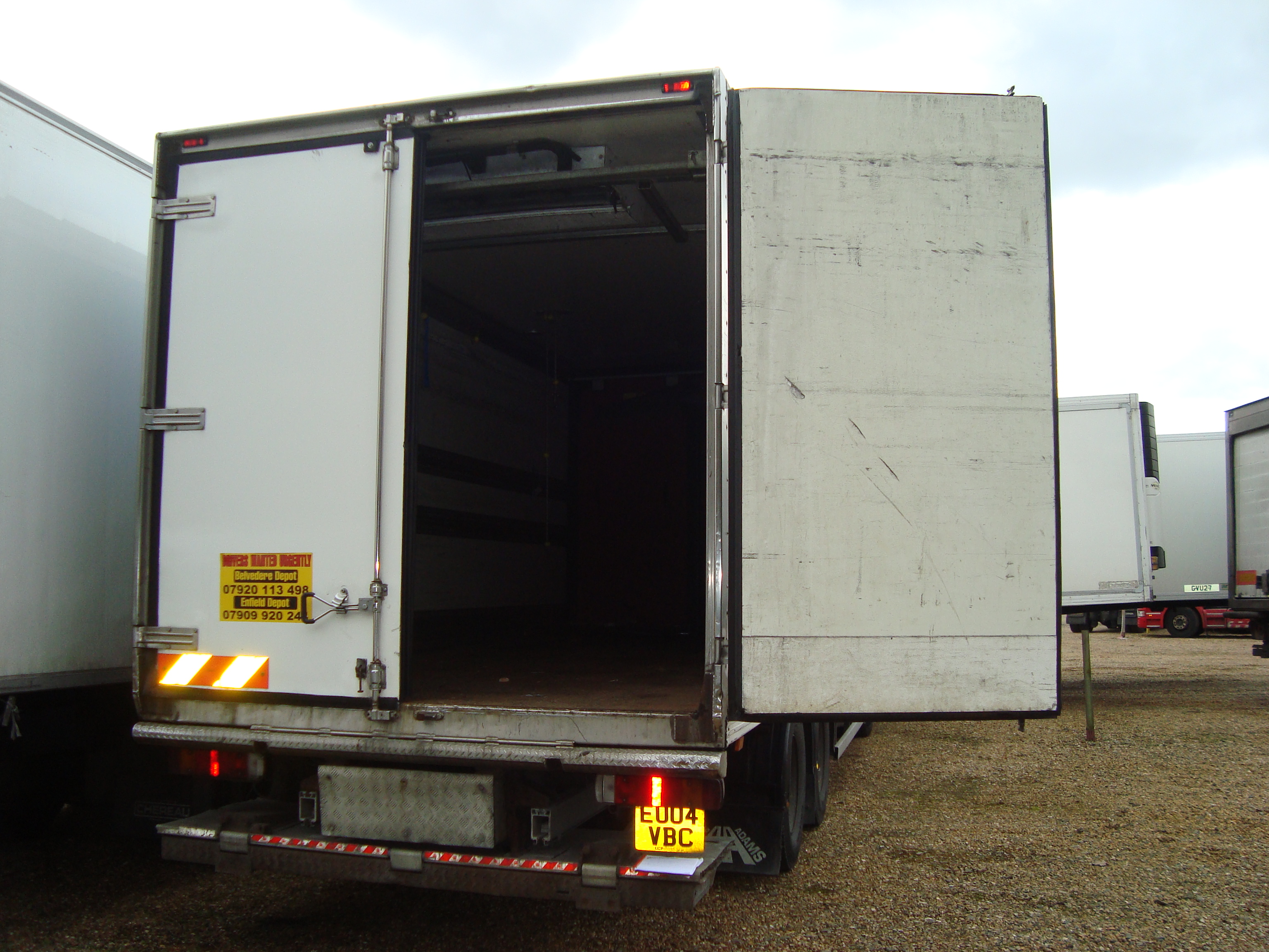 Scania 940D260 Euro 4 sleeper cab, tri-axle rigid refrigerated truck ...