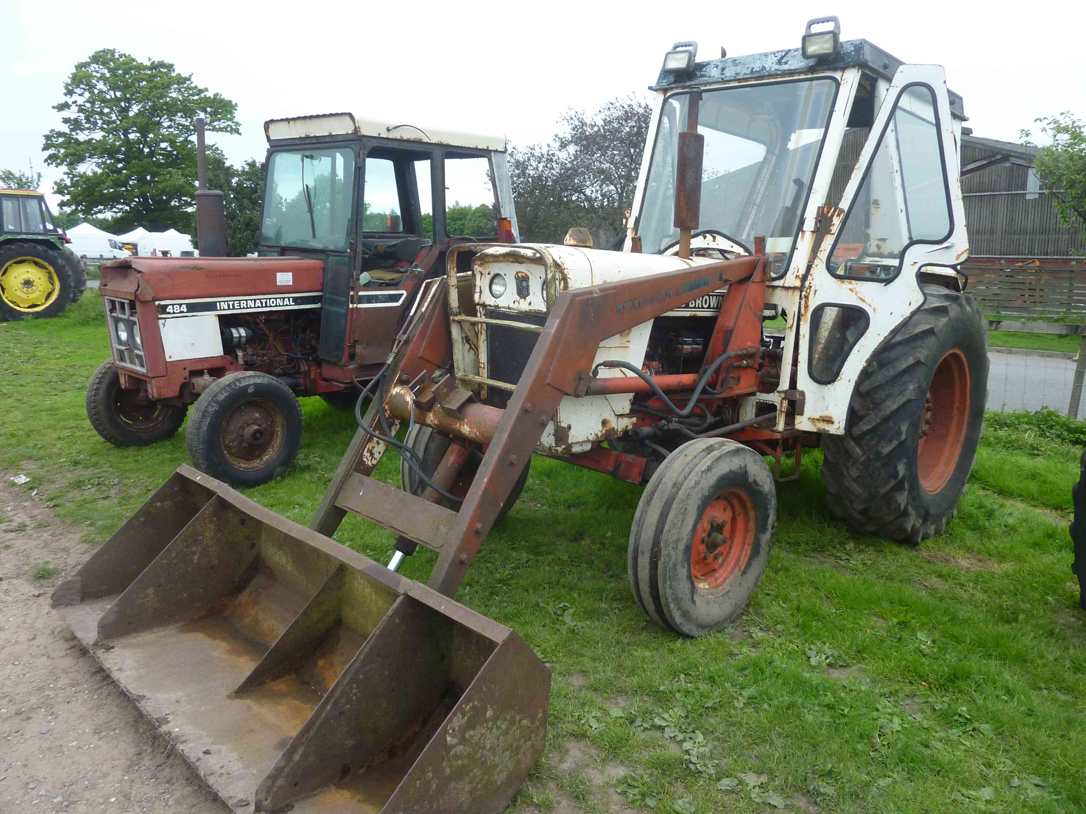 5220 David Brown 995 tractor with power loader and bucket