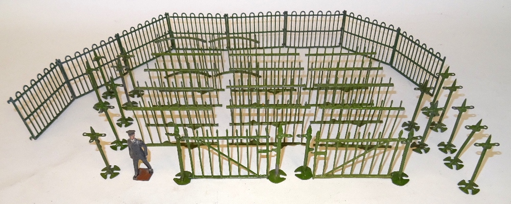 Britains Zoo Cages and Railings FIRST VERSION spiked railing with posts ...