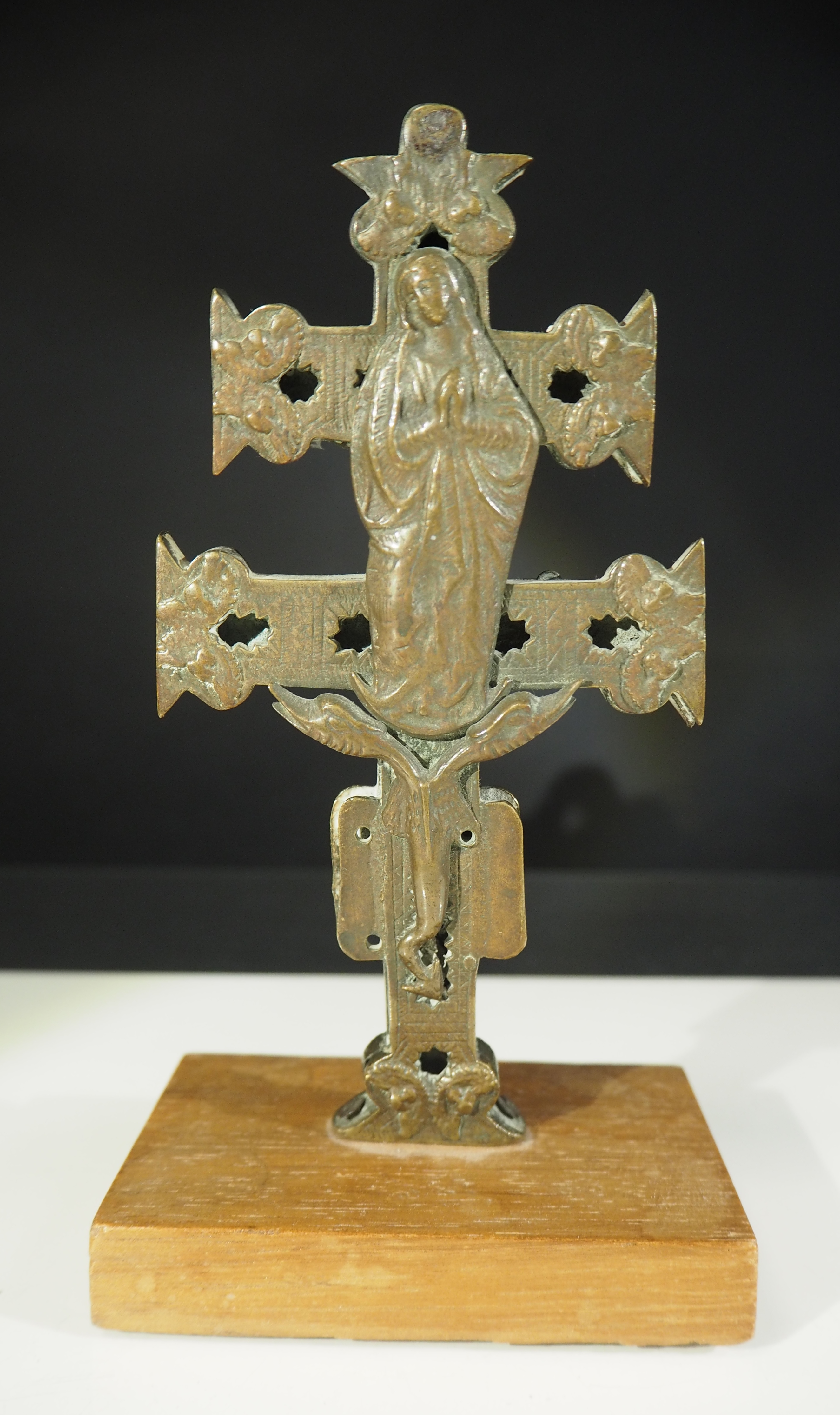 Croix dite de Caravaca en bronze à sujet du Christ en croix, la partie ...