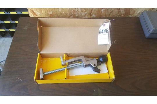 Dewalt material clamp. Model dw7052.