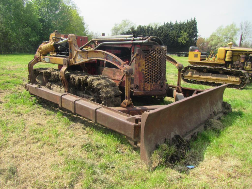INTERNATIONAL TD14 CRAWLER TRACTOR with 4 cylinder engine, petrol start ...