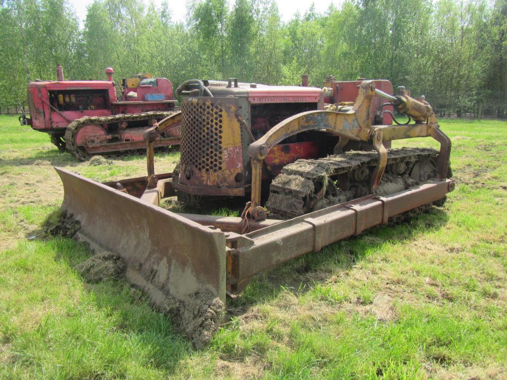 INTERNATIONAL TD14 CRAWLER TRACTOR with 4 cylinder engine, petrol start ...