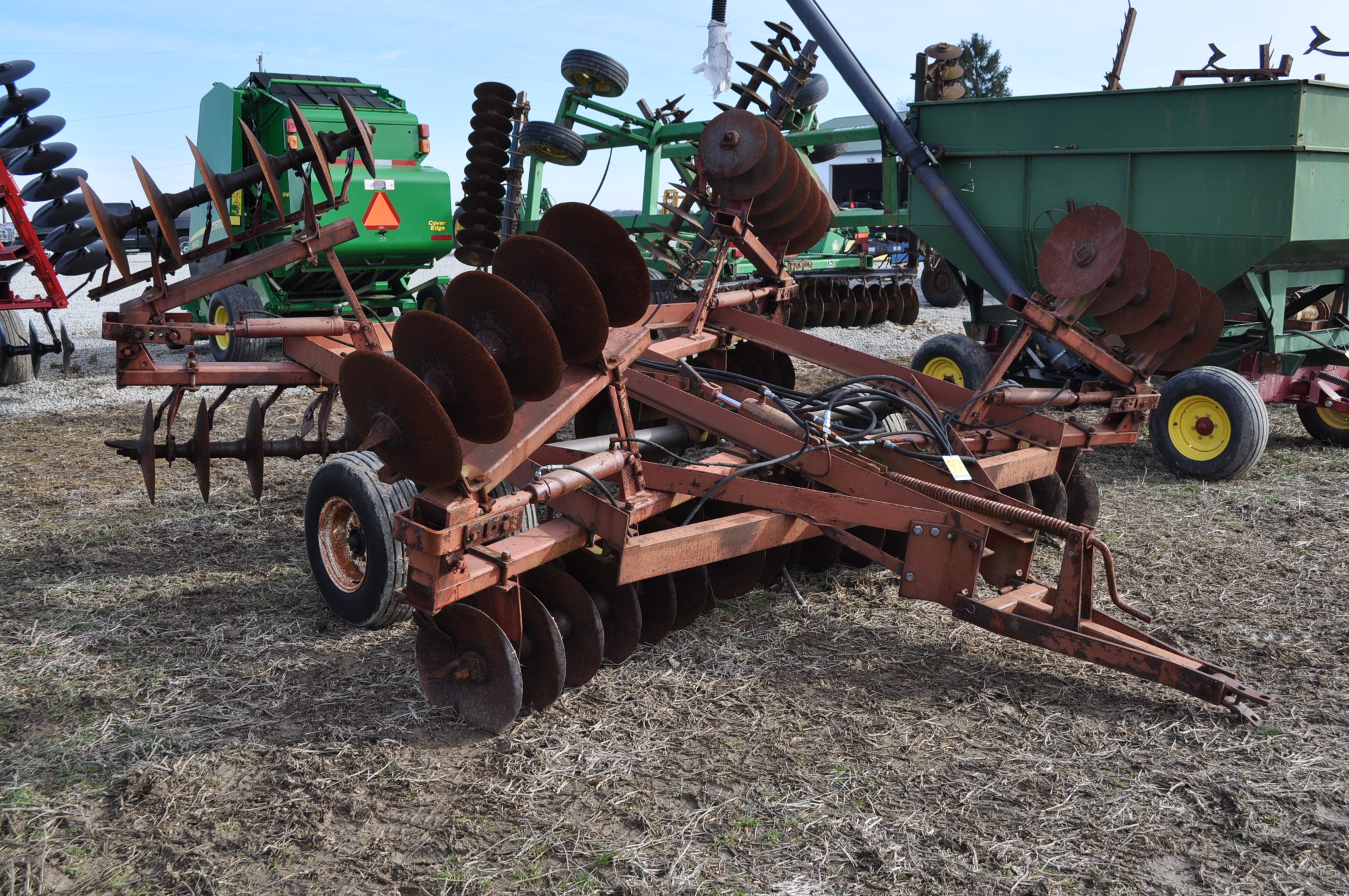 21' International 475 disk harrow, hyd fold, 9" spacing, SN 0470000U011568