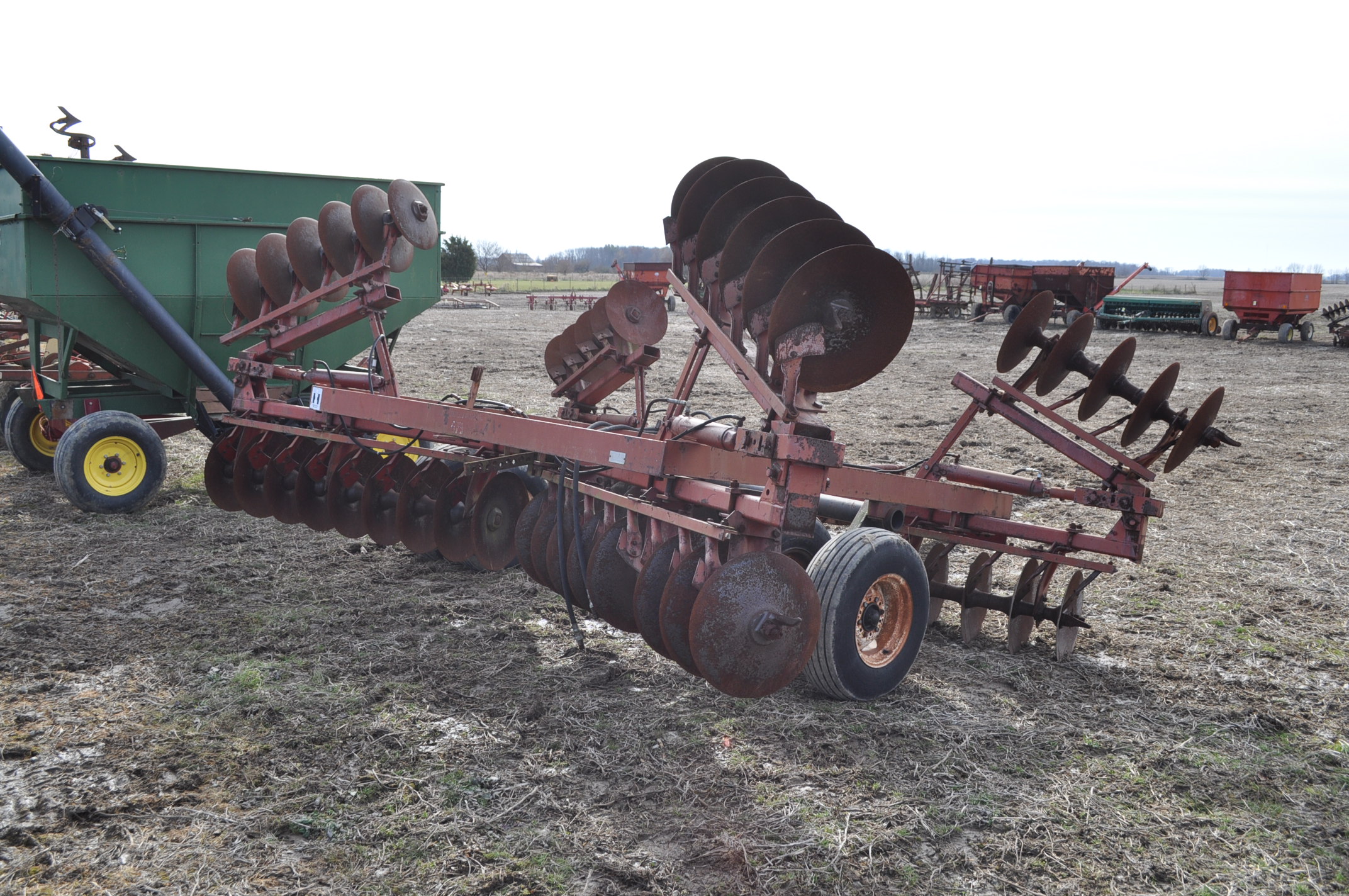 21' International 475 disk harrow, hyd fold, 9" spacing, SN 0470000U011568
