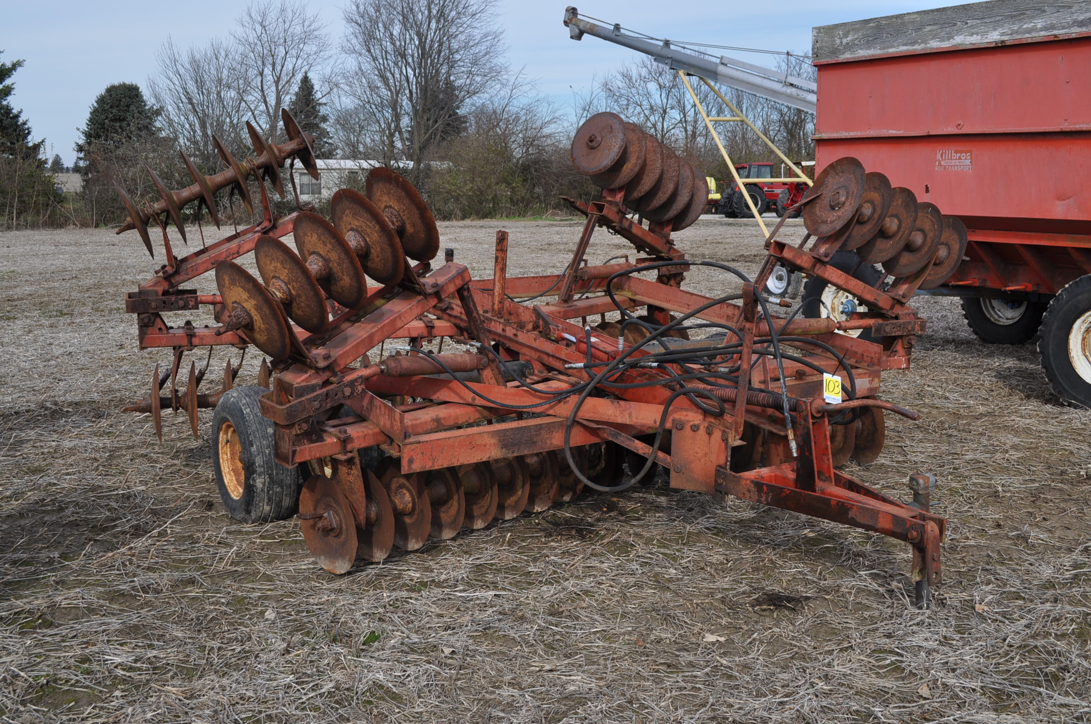 18' International 475 disk harrow, hyd fold, 7.5" spacing