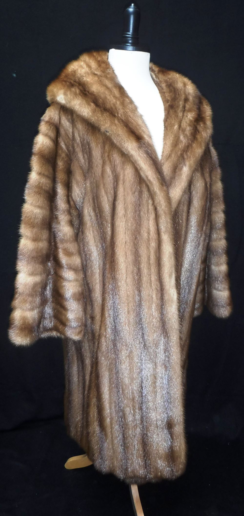 GRIFFIN & SPALDING, FURRIERS, NOTTINGHAM: A VINTAGE FUR COAT