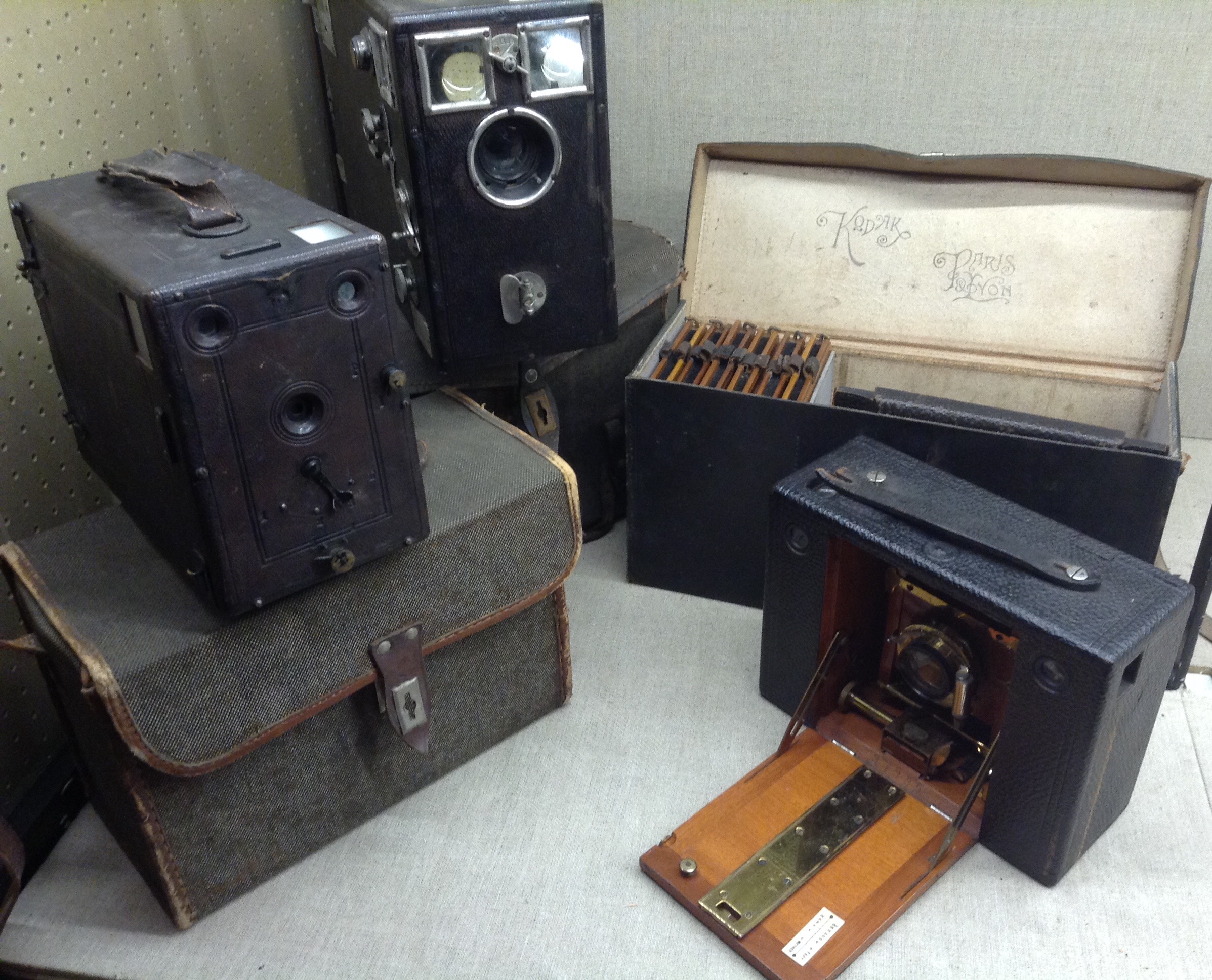 A COLLECTION OF LATE 19TH/EARLY 20TH CENTURY CAMERAS To include an ...