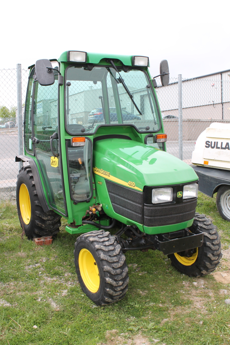 Sale Item: JOHN DEERE 4110 TRACTOR SV52 LXU KEY IN P/CABIN Vat Status ...