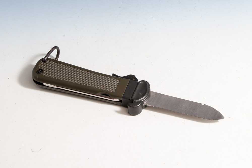 Messer für Fallschirmjäger, auf Griff bez. "AES 78". Guter org. Zustand.