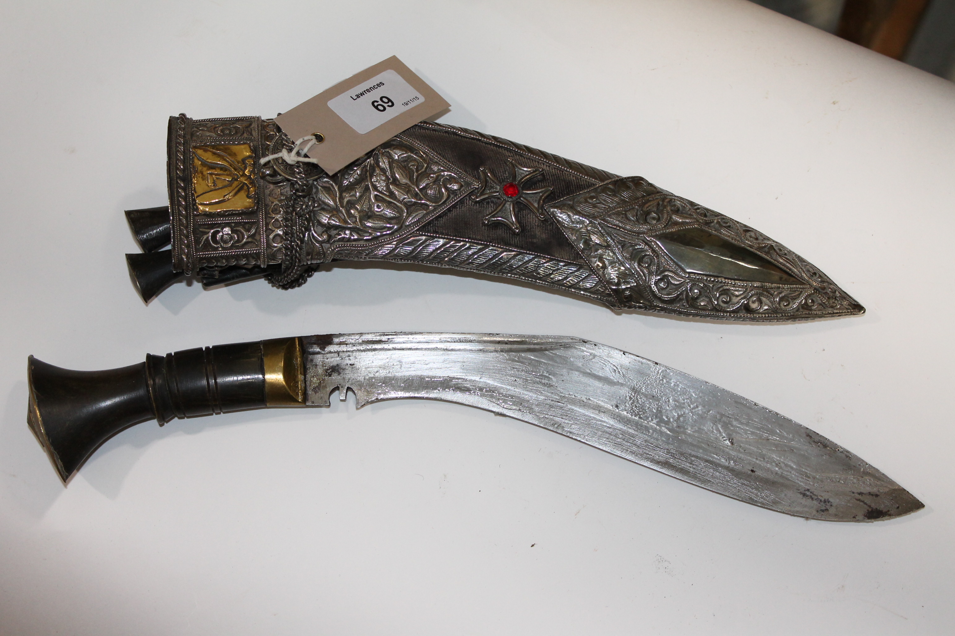 A PRESENTATION KUKRI. A silver mounted short Kukri with gilt badge of ...