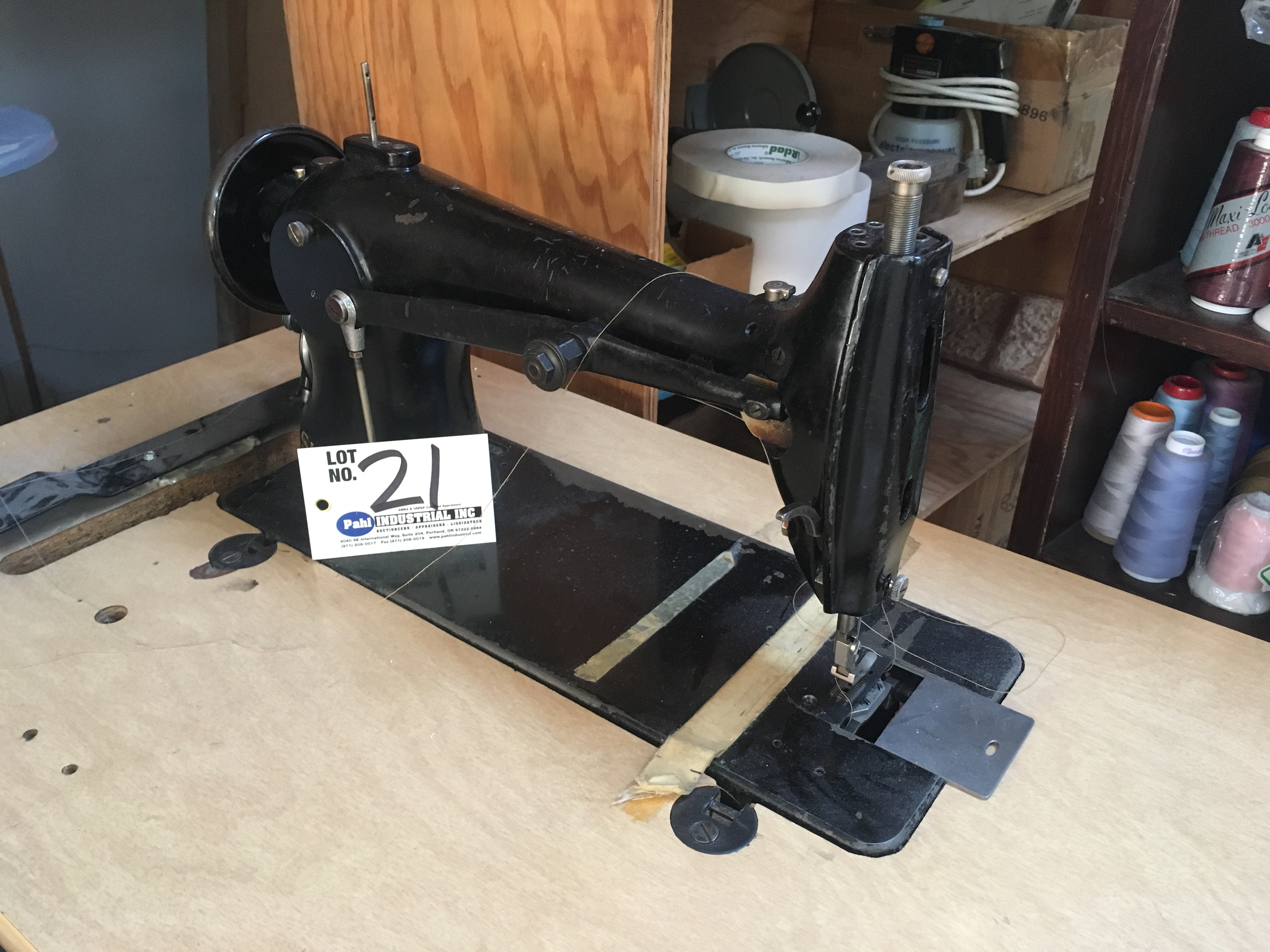 Singer Sewing Machine model 96-87 s/n AE406060Click here for more auctions!