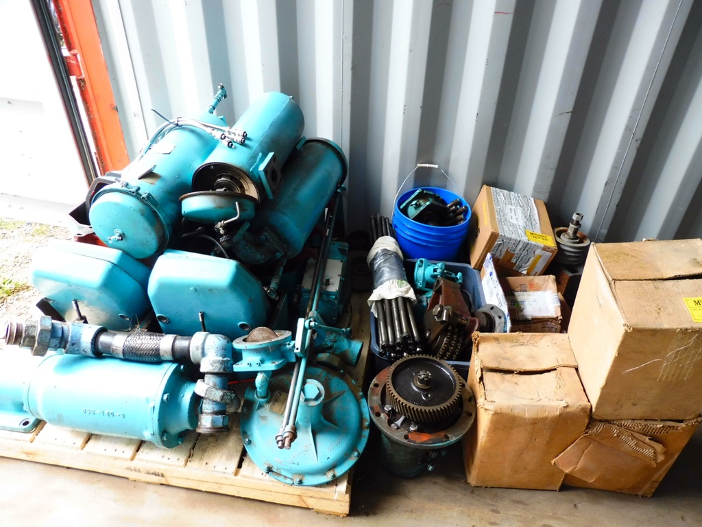 { Group of lots: 505, 506 } WHITE SUPERIOR 8G-825 ENGINE REQUIRES ...