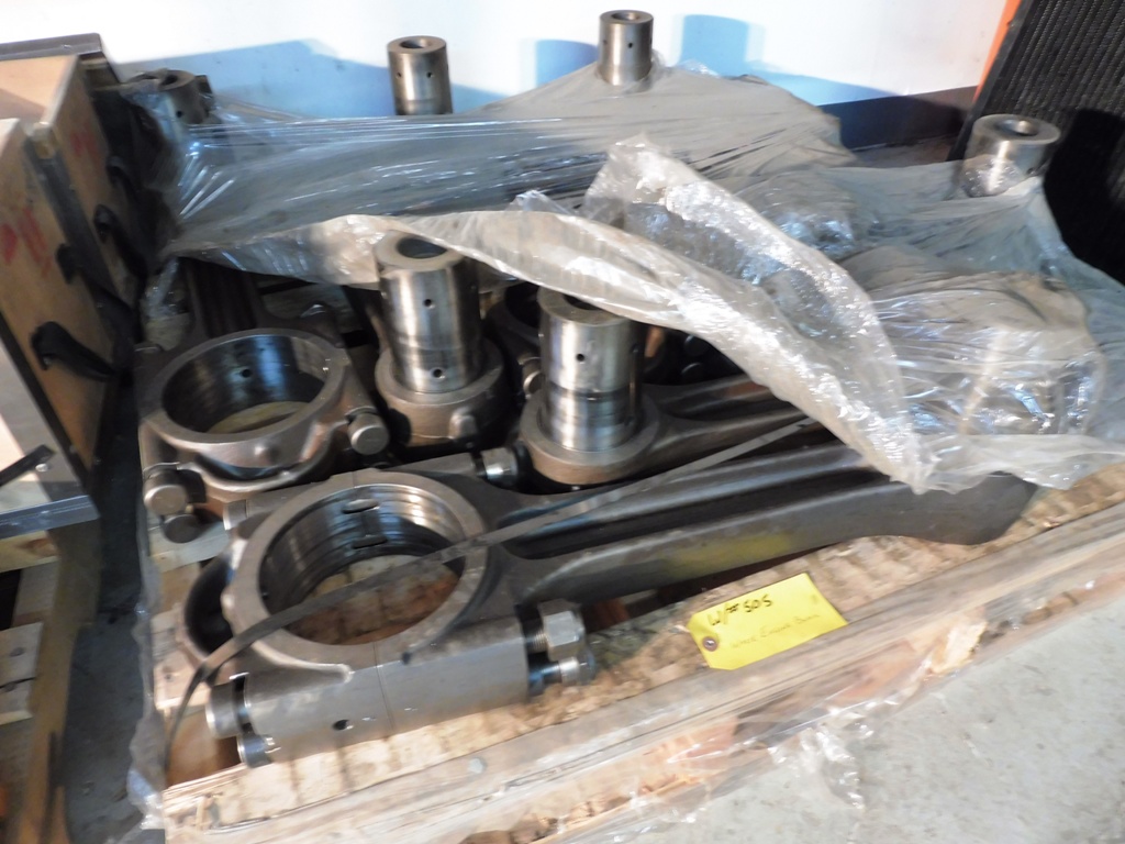 { Group of lots: 505, 506 } WHITE SUPERIOR 8G-825 ENGINE REQUIRES ...