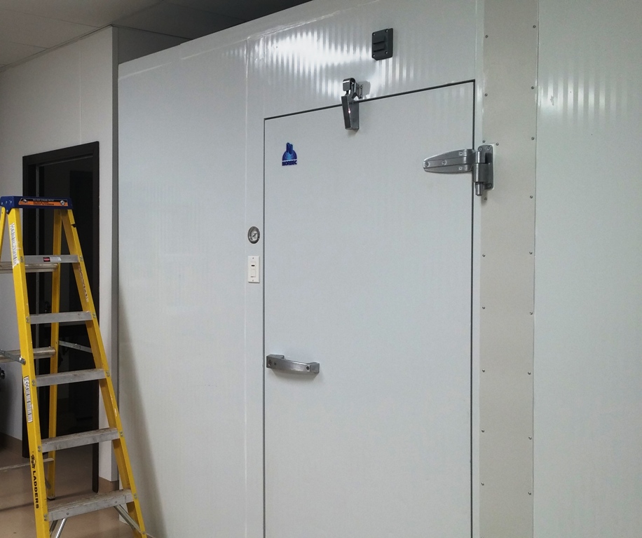 NORBEC SELF CONTAINED WALK-IN COOLER/REEZER W/COMMON WALL COOLER 7'X7 ...