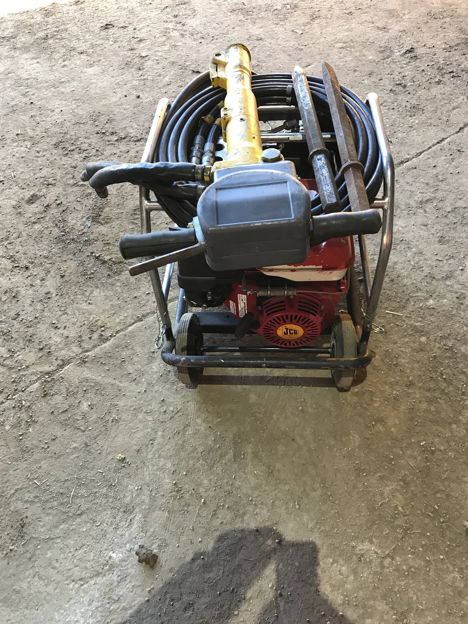 DM - 2014 JCB BEAVER POWER PACK COMES WITH HYDRAULIC BREAKER AND CHISEL ...