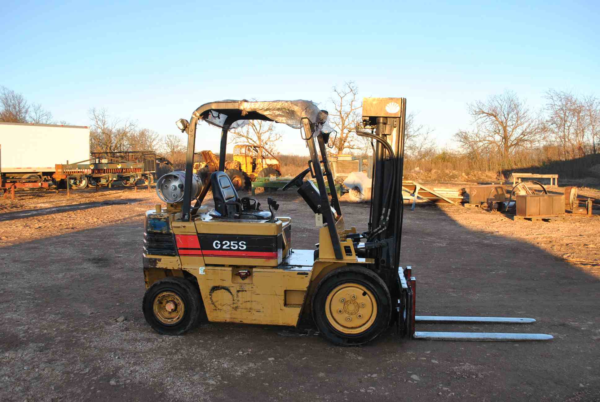 DAEWOO MODEL G25S FORKLIFT W/SIDE SHIFT; W/PROPANE GAS ENGINE; S/N-10-01742