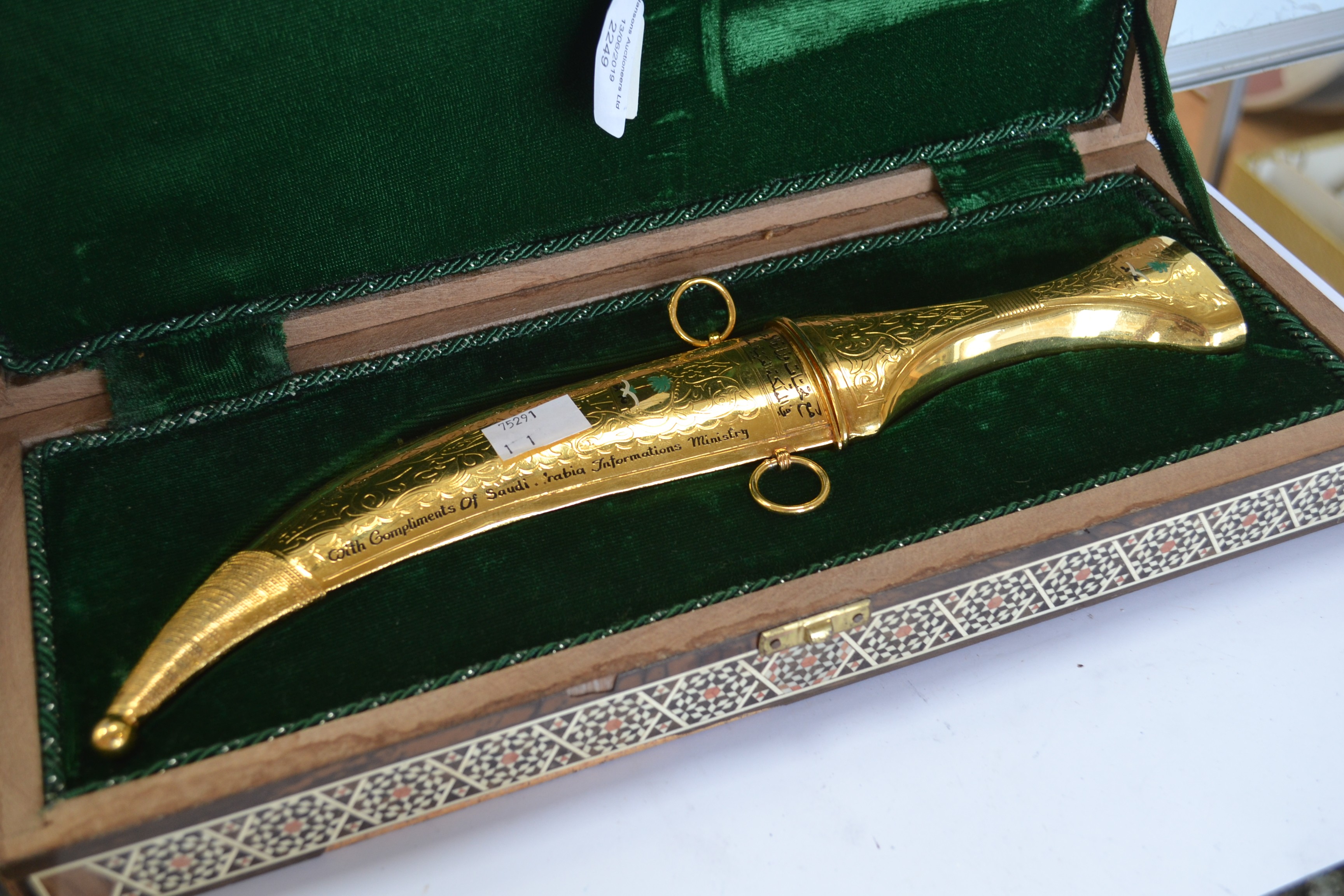 Saudi Arabian Jambiya dagger with 180mm long double edged curved blade ...