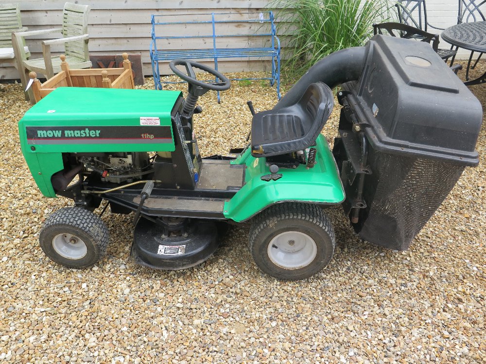 A Mow Master 11hp petrol ride on mower with a Briggs and Stratton ...