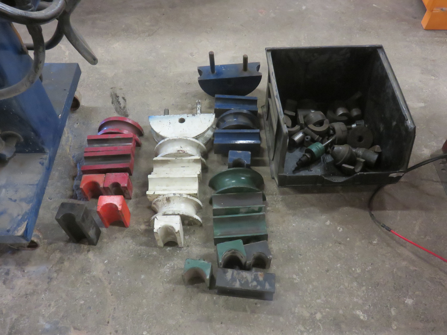 AMH CANADA LTD (BLUE BOY) MODEL 133MSA HYDRAULIC PIPE BENDER - TWO-WAY ...