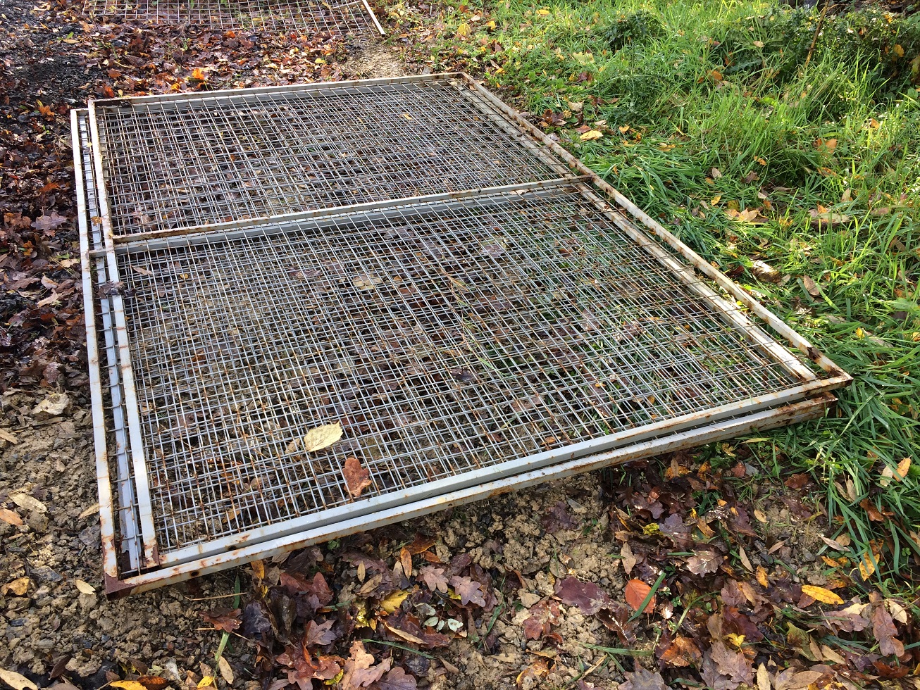 LR - 5 WIRE MESH GUARD PANELS 1.23 X 1.26M WITH 50X50MM MESH *PLUS VAT ...