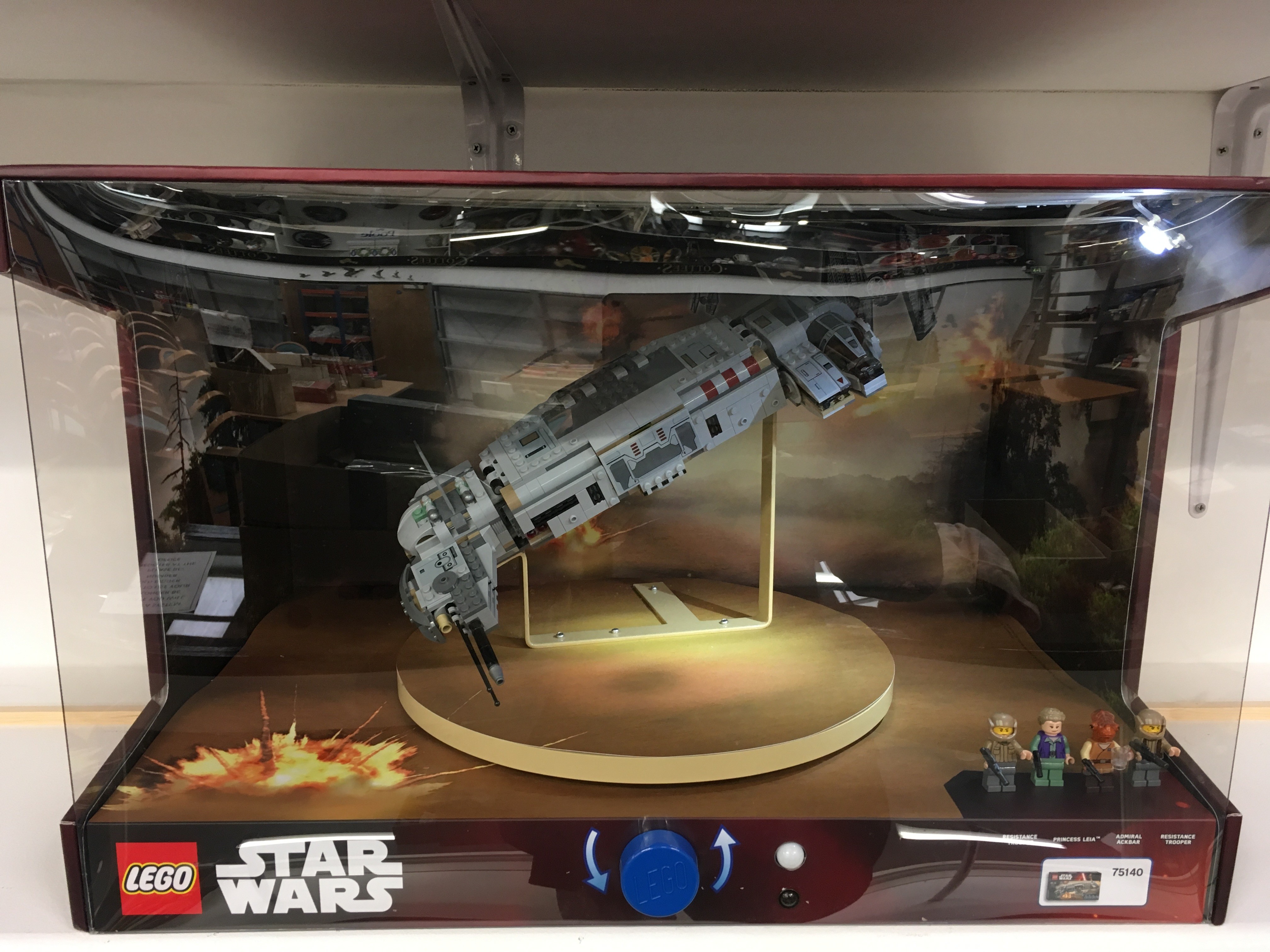 Lego Star Wars Shop Display Diorama: light-up display featuring #75140 ...