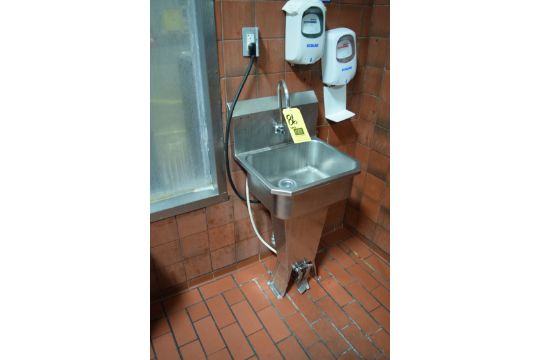 { Group of lots: 85,86 } (2 pcs) S/S Sink With Foot Controls, and Eye ...