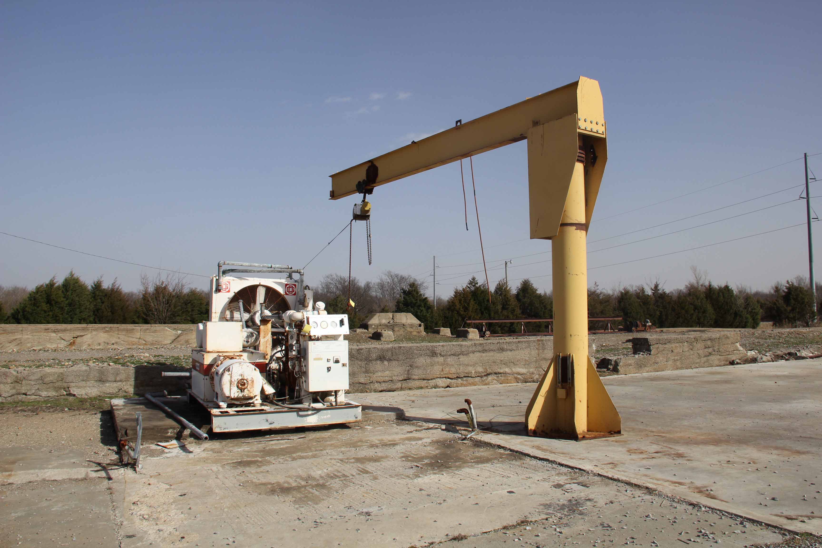 FREE STANDING PEDESTAL JIB CRANE, RELIABLE 1 T. X APPROX. 16' REACH ...