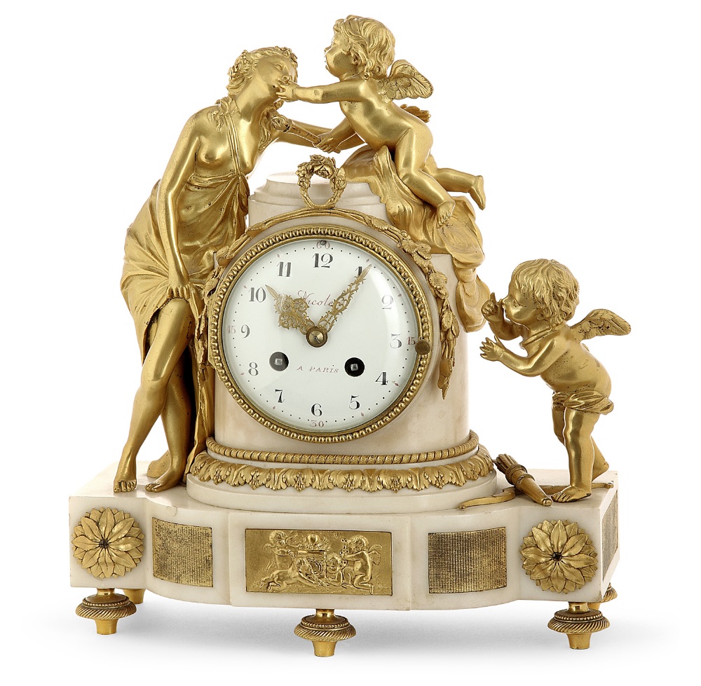 PENDULE en marbre blanc et bronze doré à décor de deux angelots, l’un ...