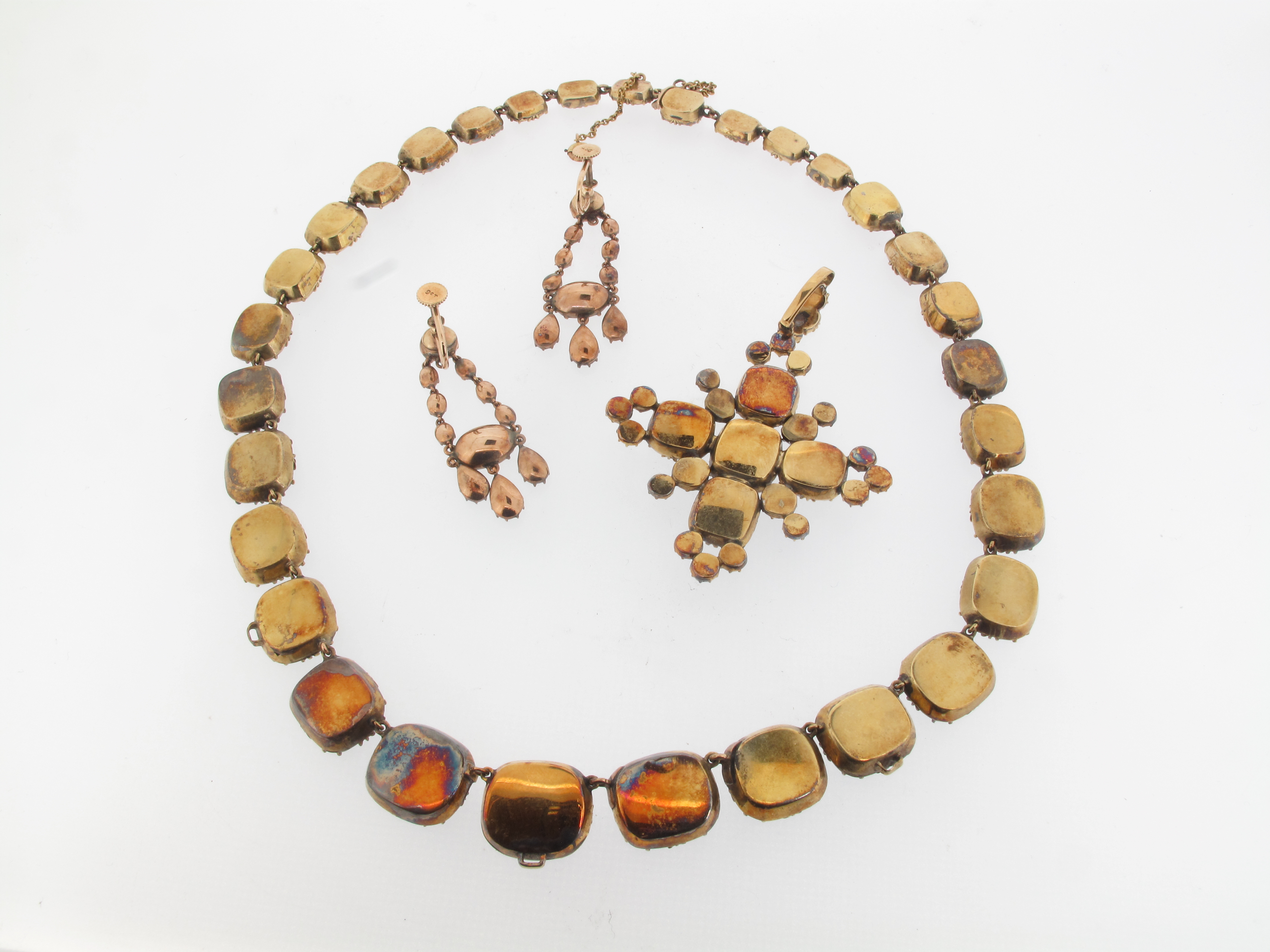 A George III garnet-set gold suite of jewellery, comprising a rivière ...