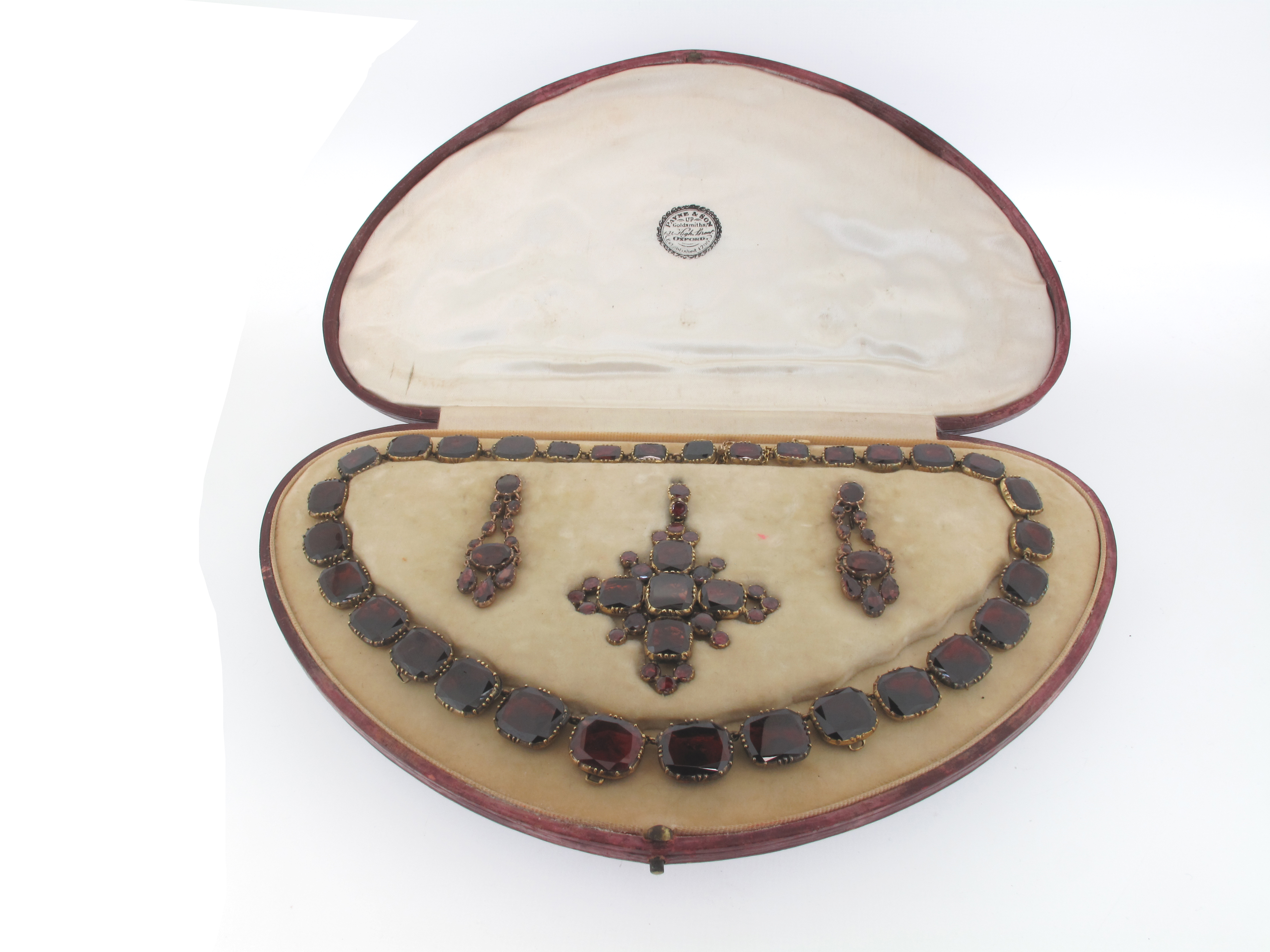 A George III garnet-set gold suite of jewellery, comprising a rivière ...