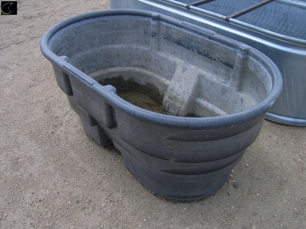 RUBBER MAID WATER TROUGH