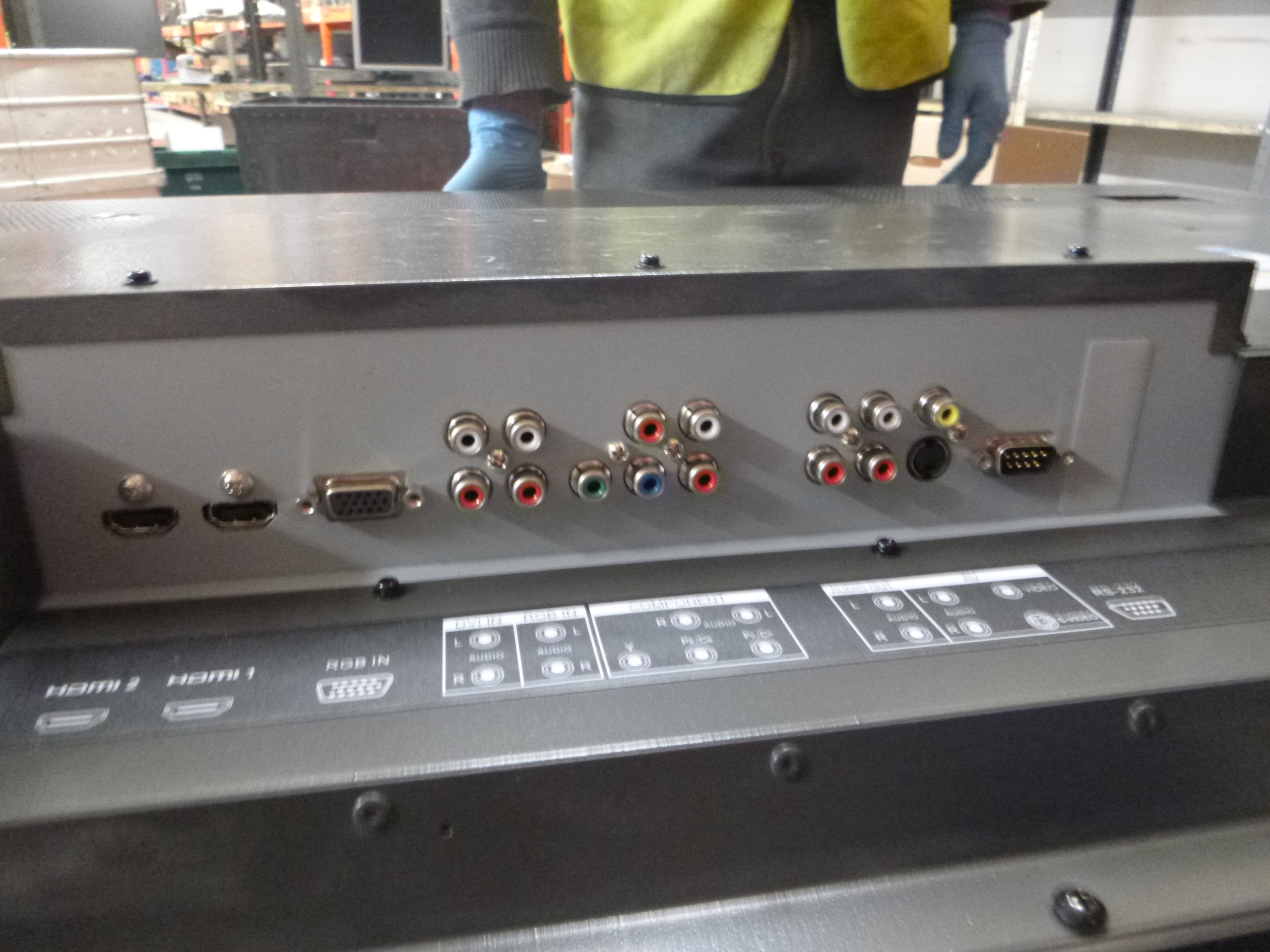 SAMPO 50" PDP MONITOR . MODEL NUMBER PMP-50FPSM 2 X HDMI PORT 1 X VGA PORT