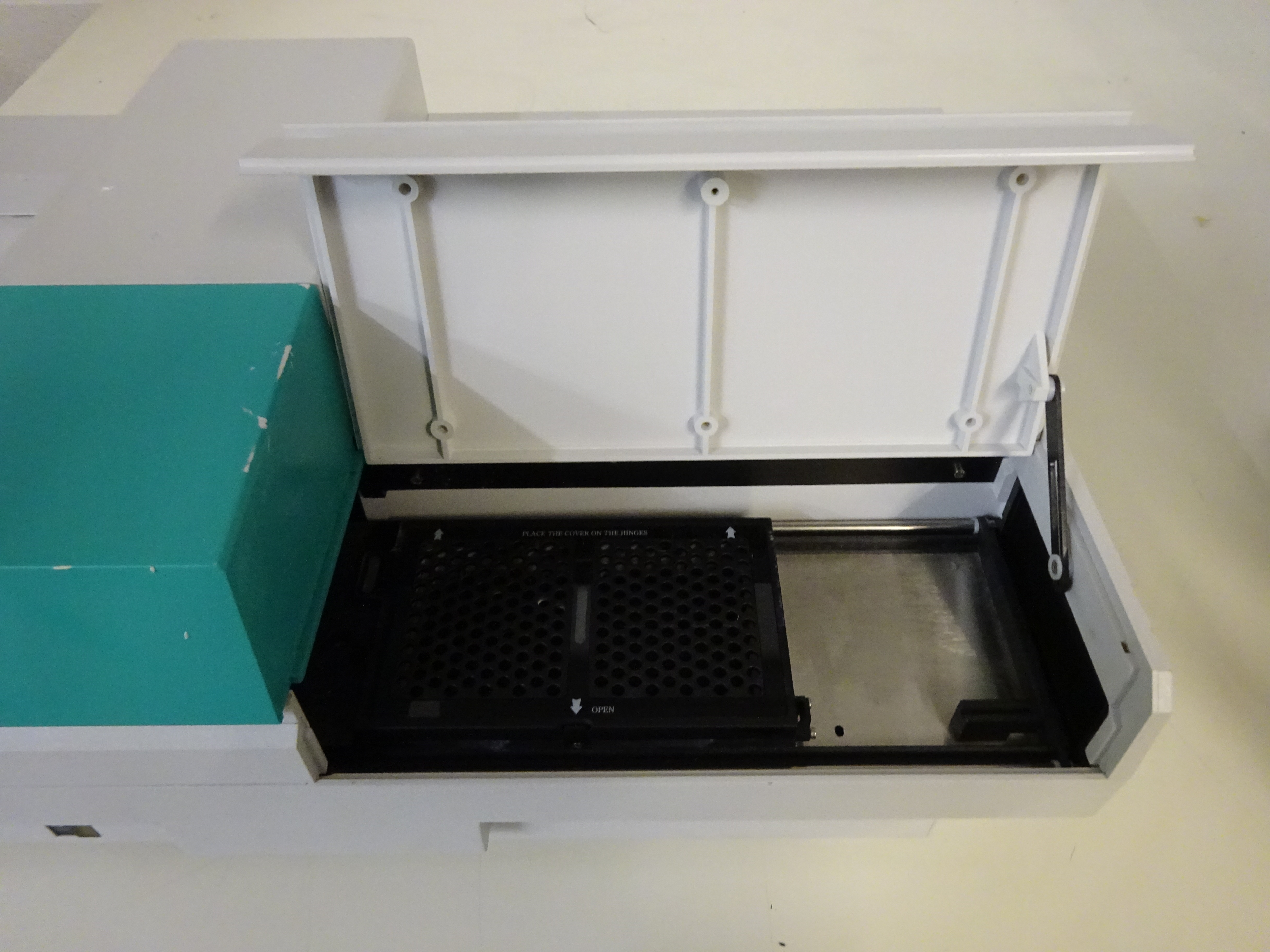 Thermo 'Bioscreen C' Microplate Reader - switches on as per photos ...