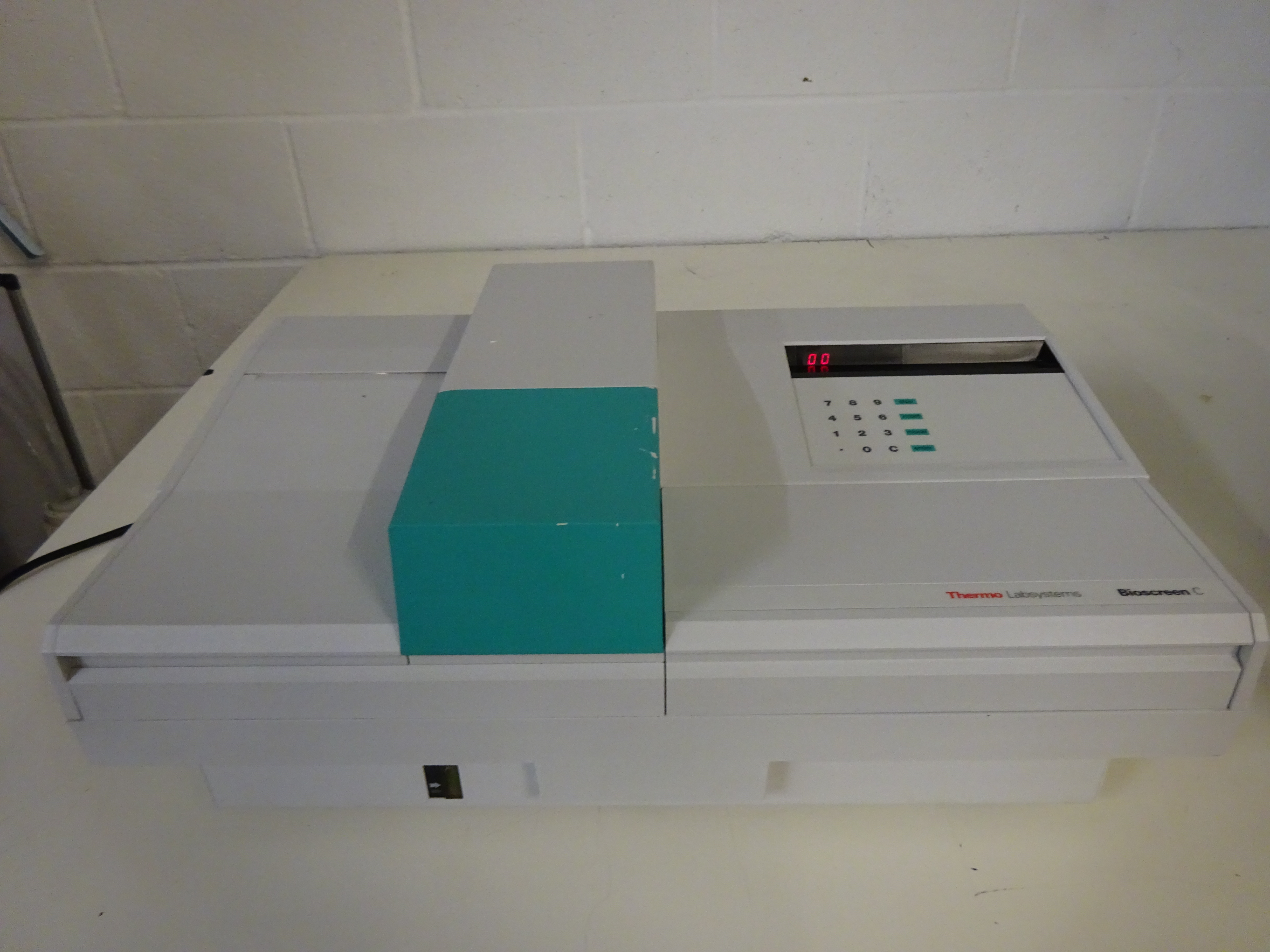 Thermo 'Bioscreen C' Microplate Reader - switches on as per photos ...