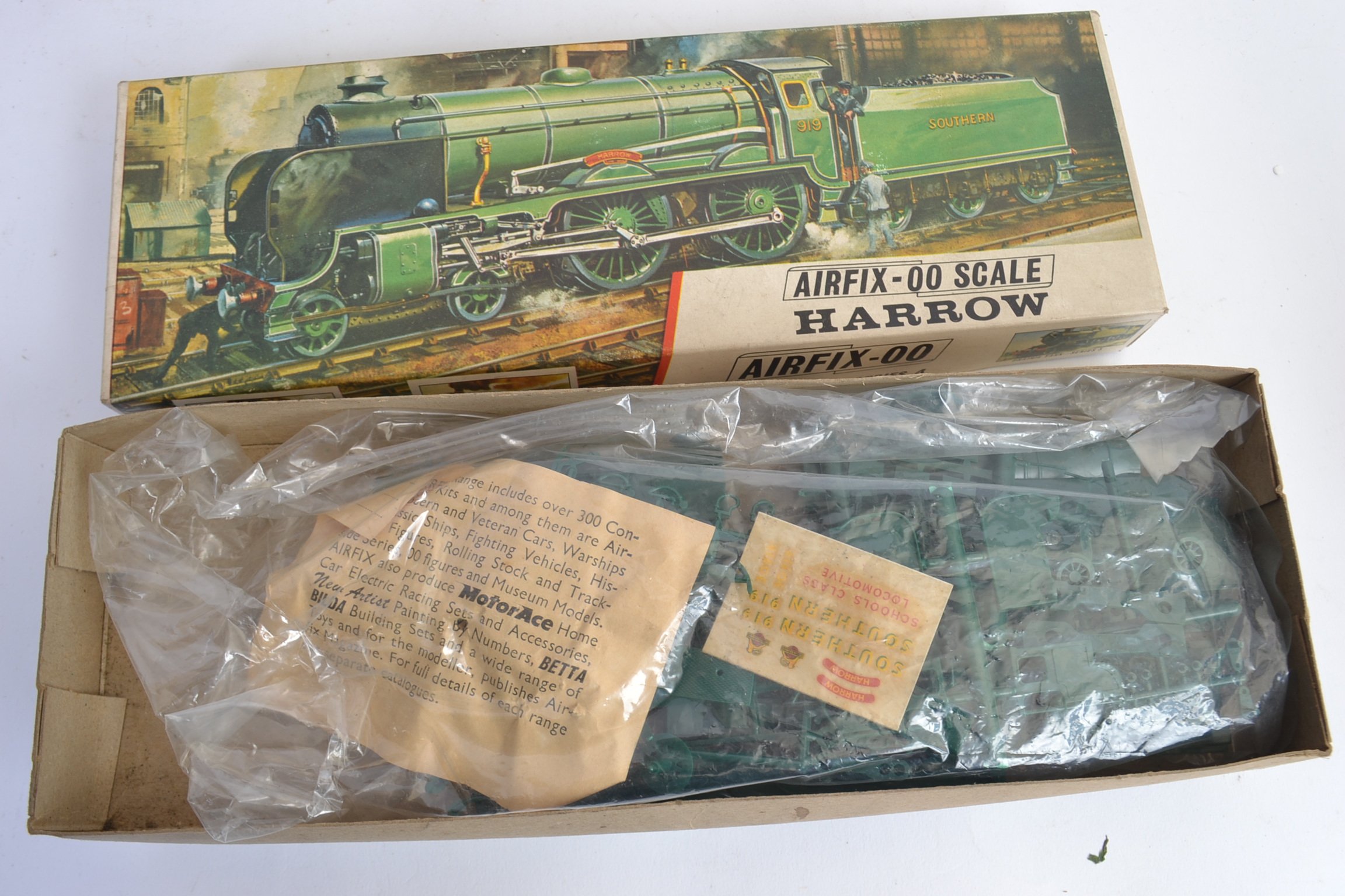 AIRFIX 00 GAUGE: A collection of 6x vintage Airfix 00 Gauge model kits ...