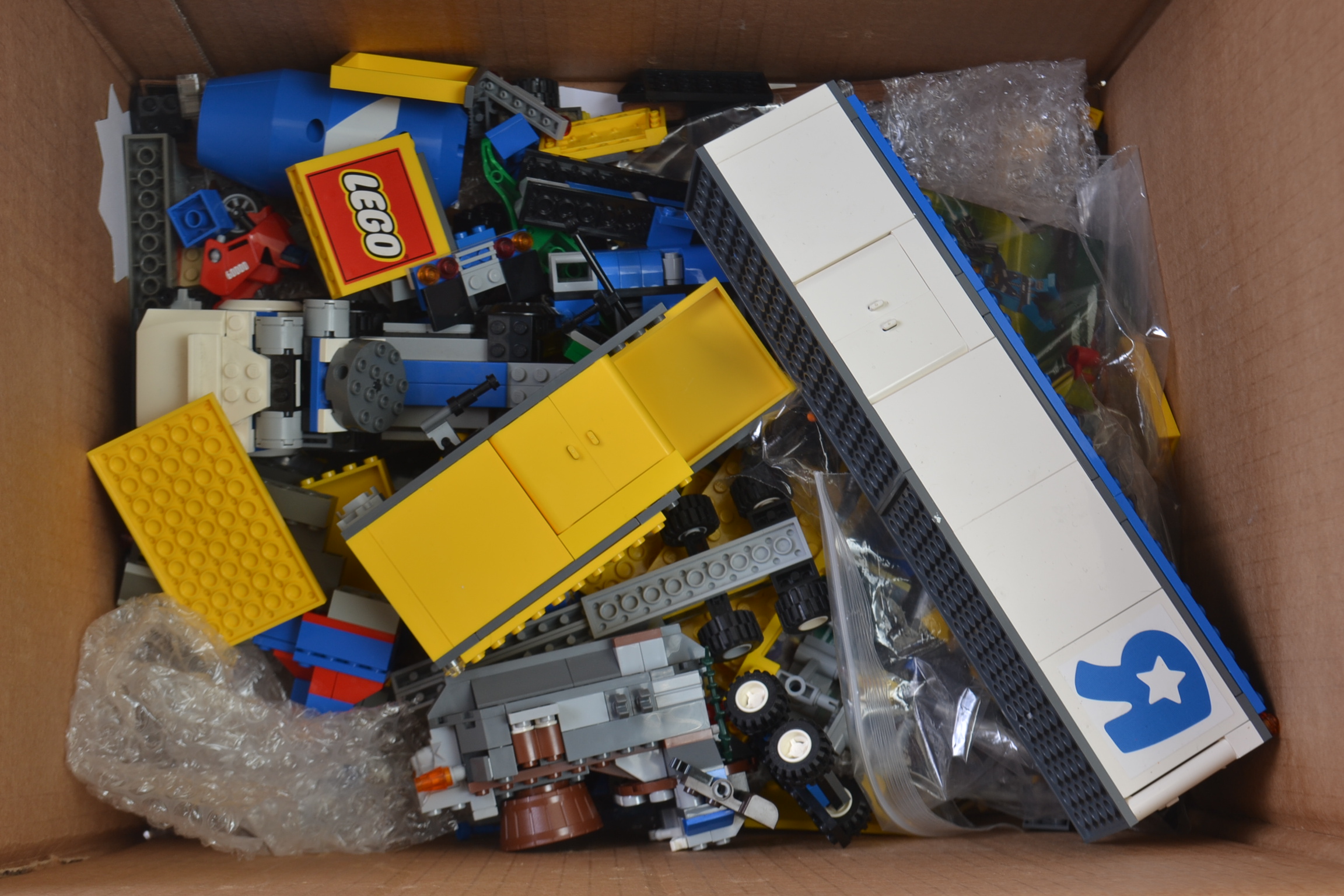 LEGO; A crate of assorted loose vintage Lego to include various ...