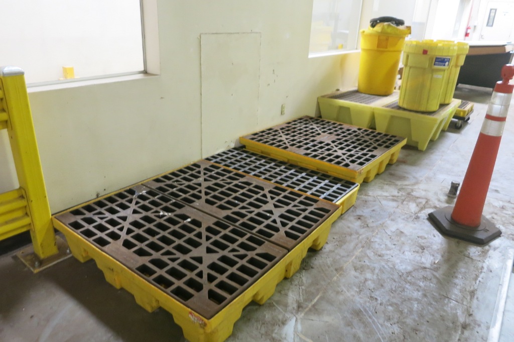 [Lot] Poly hazmat containers & containment pallets, (7) bins, (4) spill ...