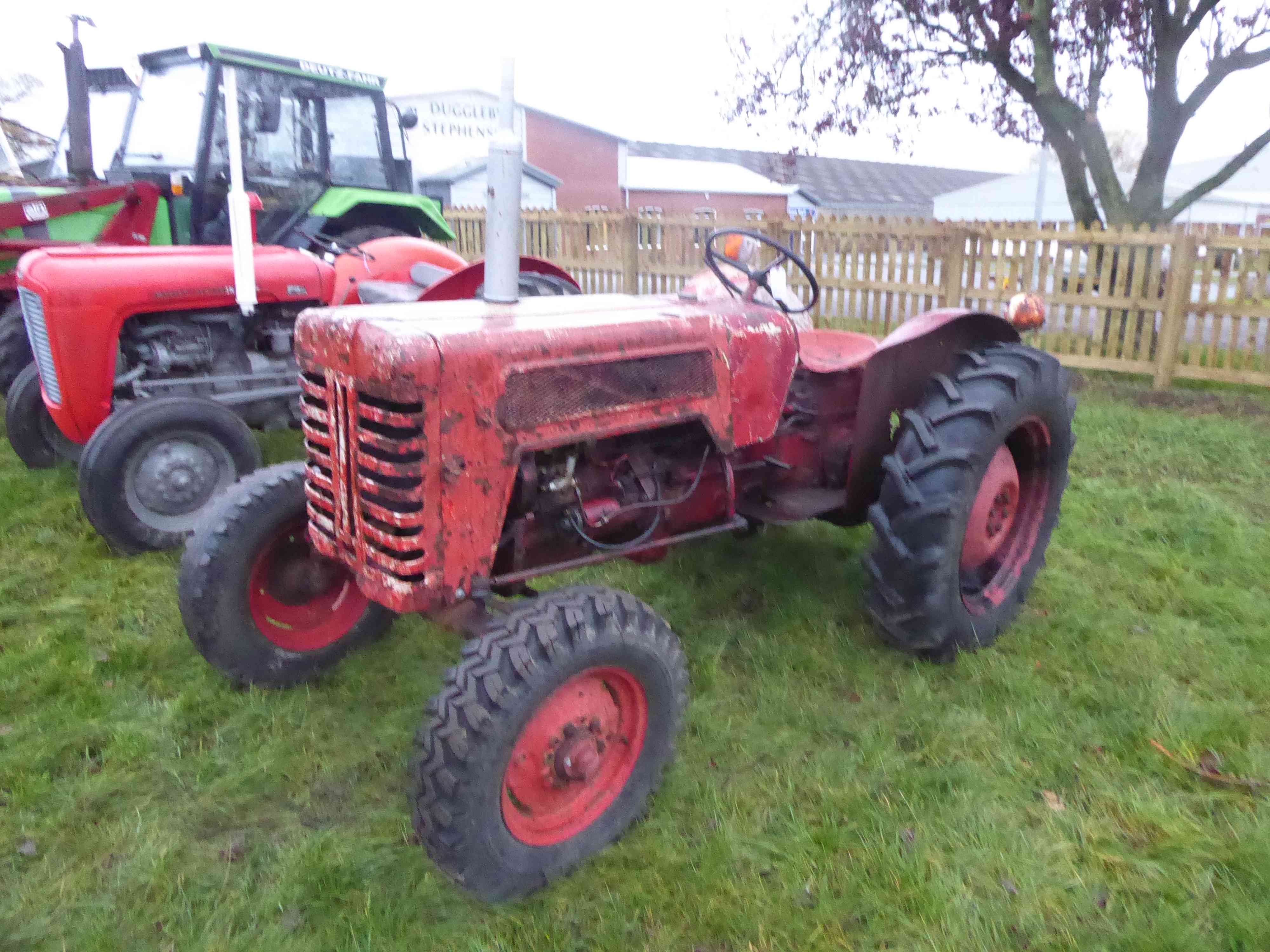 International B250 tractor, good runner, no documents