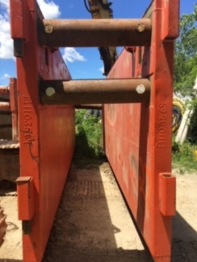 GME 20' x 8' trench box. Comes with set of (4) 3' spreaders. 4 lock ...