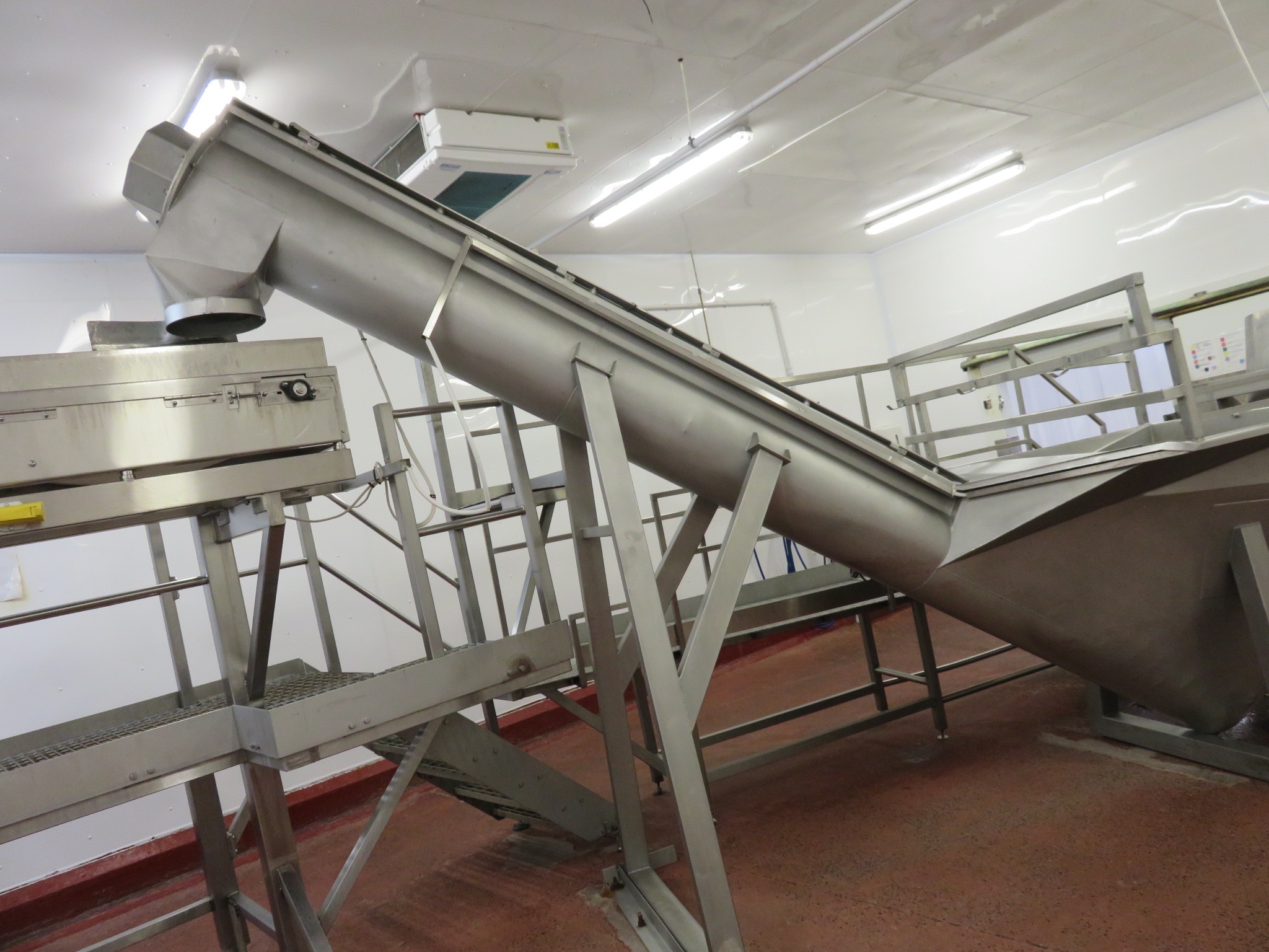 Screw elevated conveyor. Hopper approx. 1.5 x 1.4 x 1 meter deep. 4.8 ...