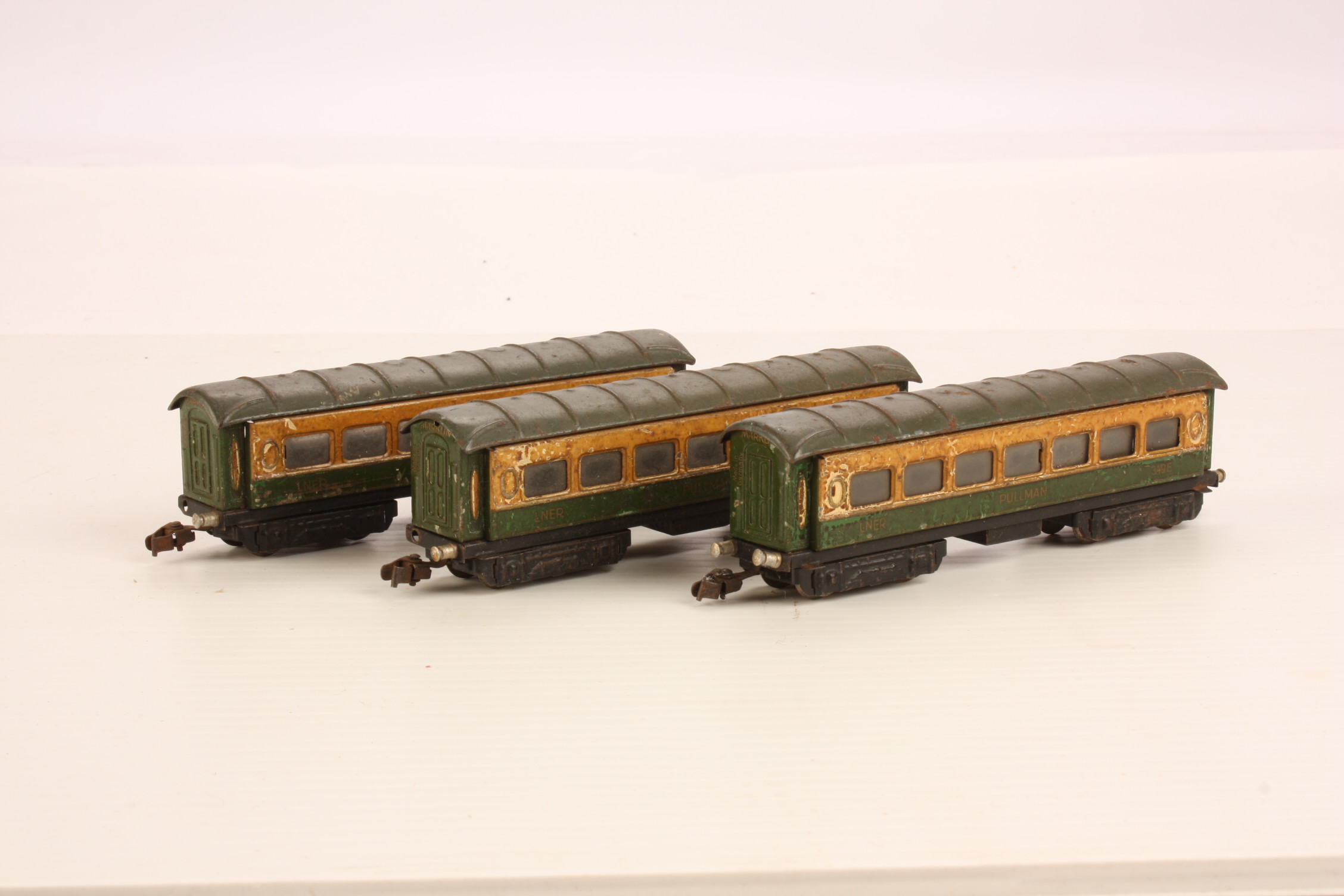 Three rare pre-war Märklin 00 Gauge LNER 349E Pullman Coaches: in LNER ...
