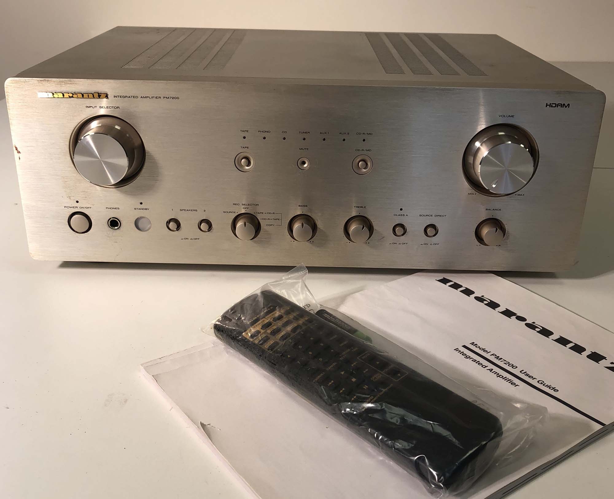 MARANTZ PM 7200 INTEGRATED AMPLIFIER. A Marantz PM7200 amplifier in ...