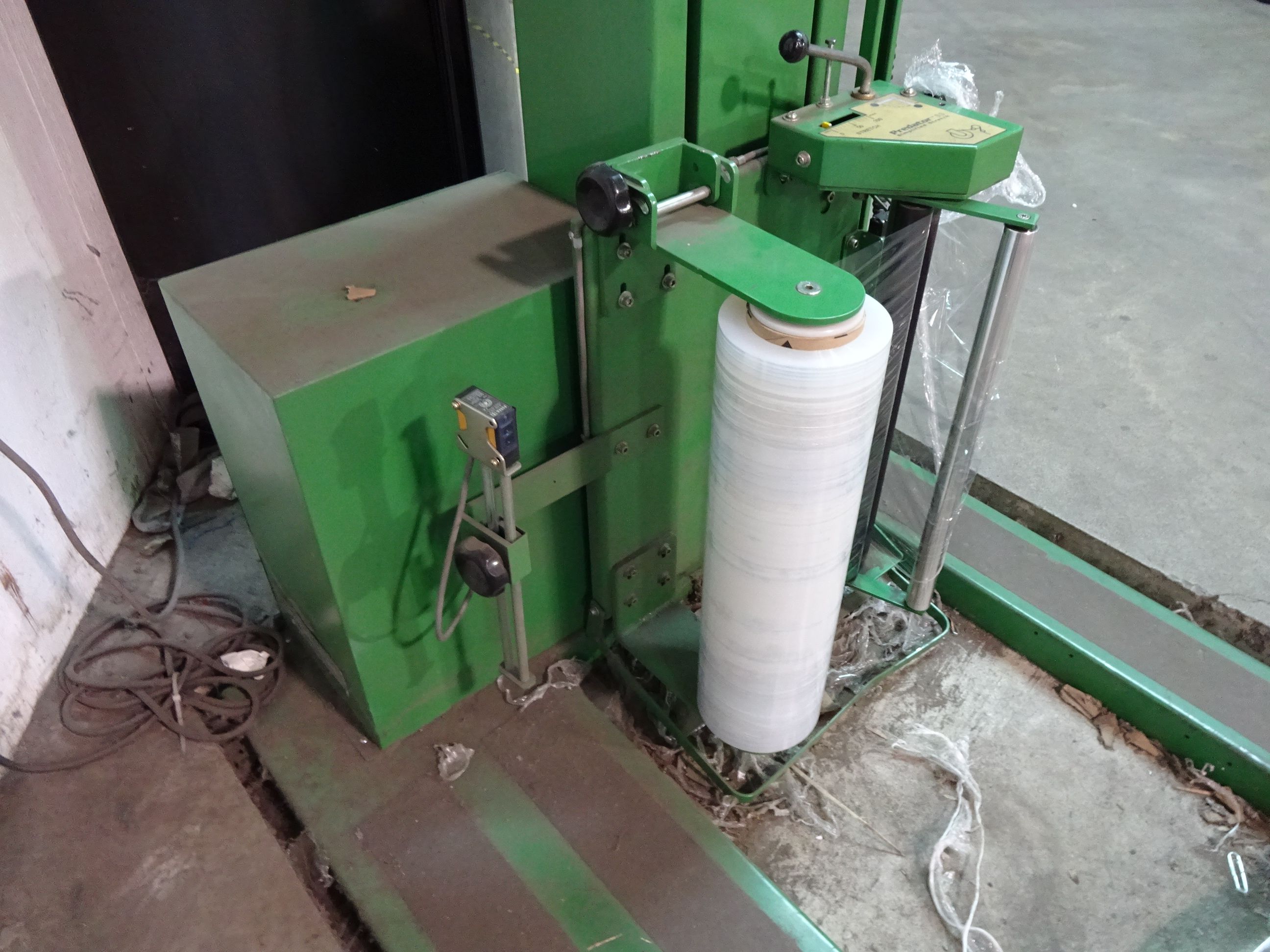 HIGHLIGHT INDUSTRIES PREDATOR SS SEMI-AUTOMATIC STRETCH WRAP MACHINE