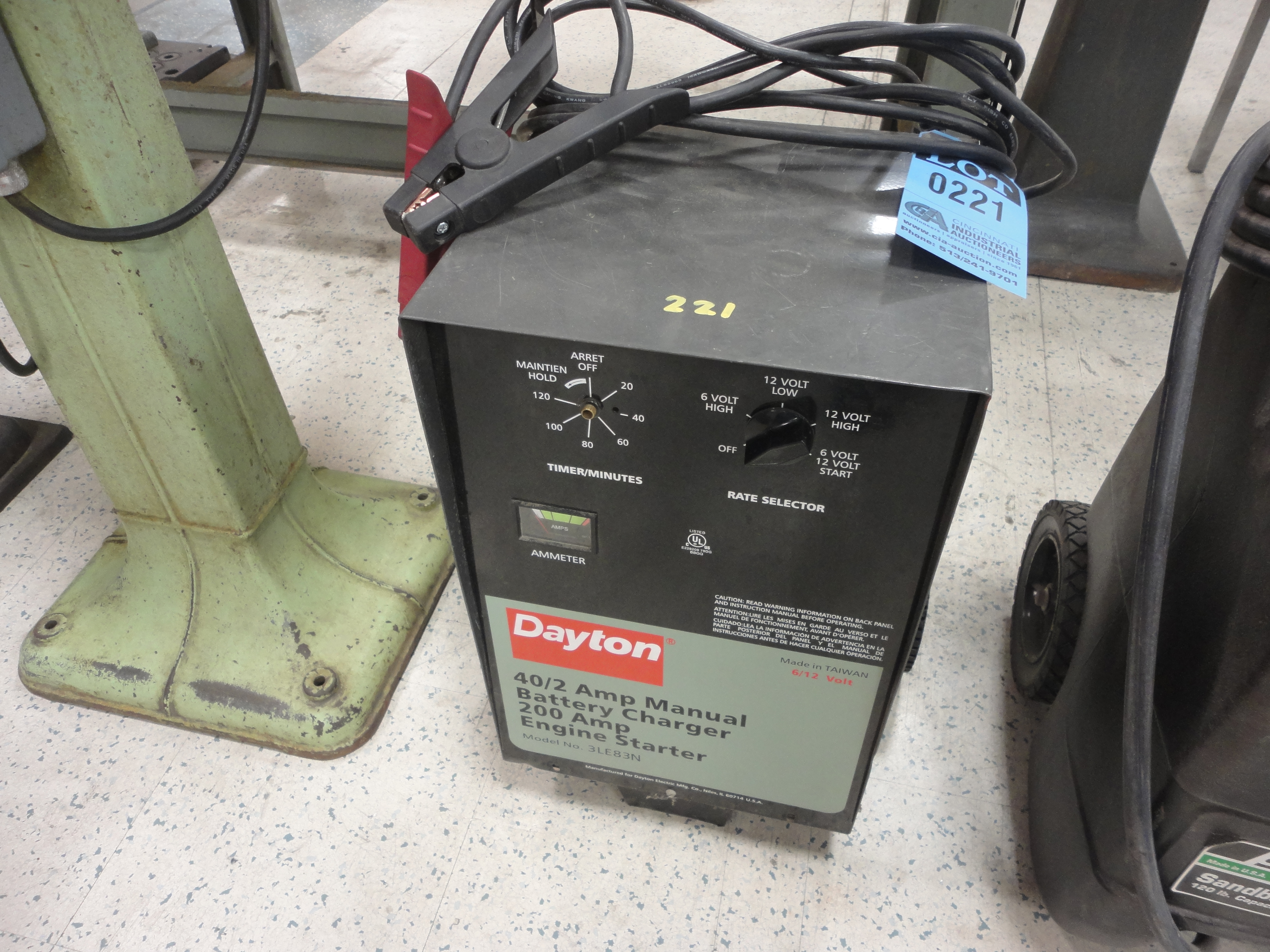 DAYTON MODEL 3LE83N 40/2 AMP MANUAL BATTERY CHARGER
