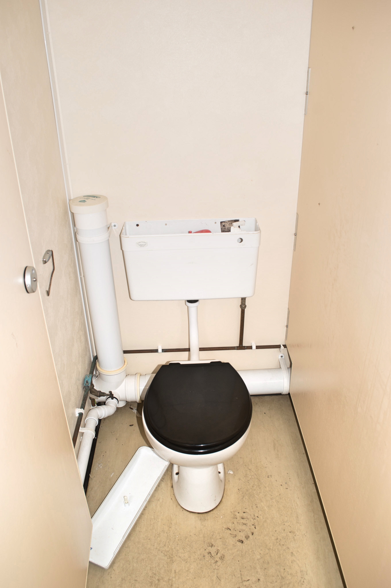 32 ft x 10 ft steel toilet sit unit Comprising of: Gents toilet with; 4 ...