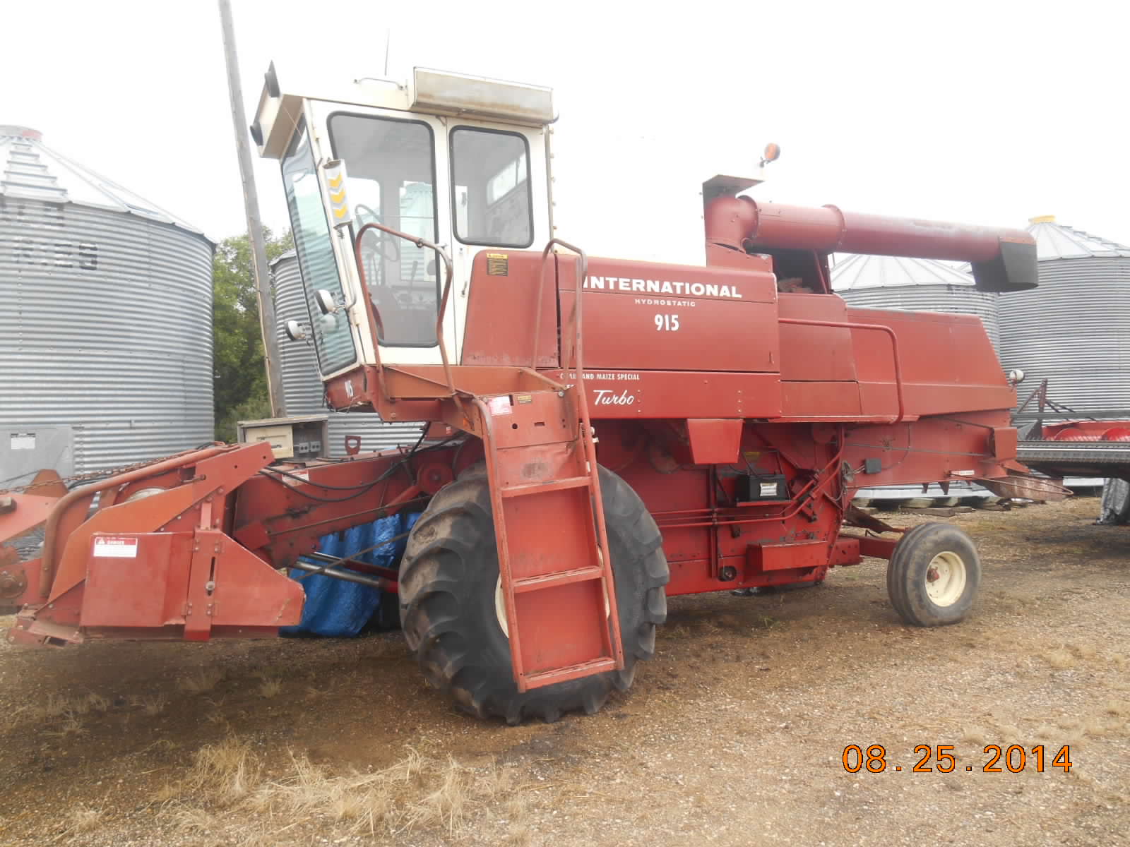 IH 915 SP Combine: hydro, cab, air, chopper, IH pickup